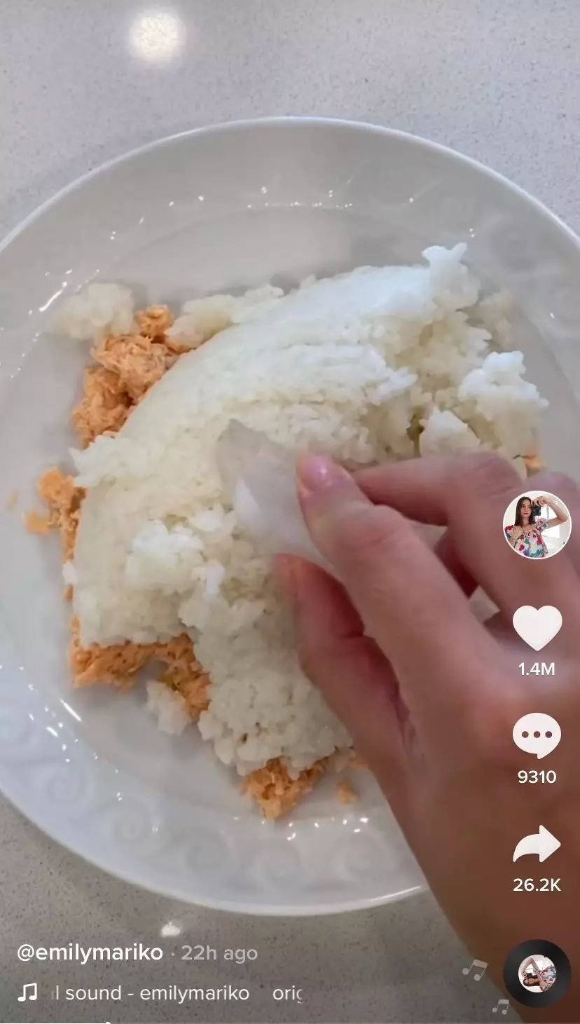 Emily Mariko fa la recepta viral del bol d'arròs de salmó TikTok col·locant un glaçó a sobre de la seva sal...