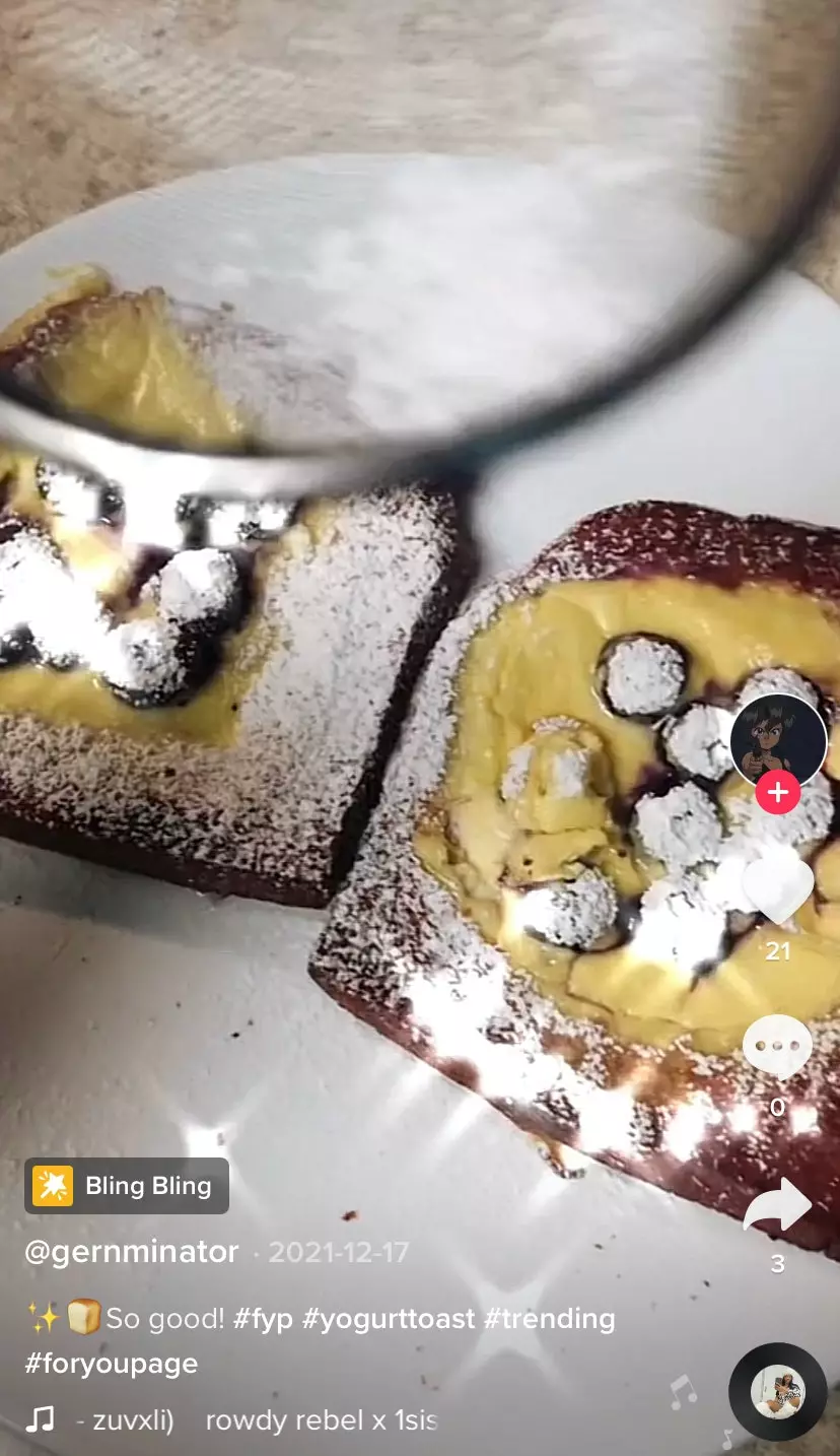 En TikToker viser, hvordan man laver vanilletoast med denne TikTok-opskrift, som også er kendt som yoghurt til...