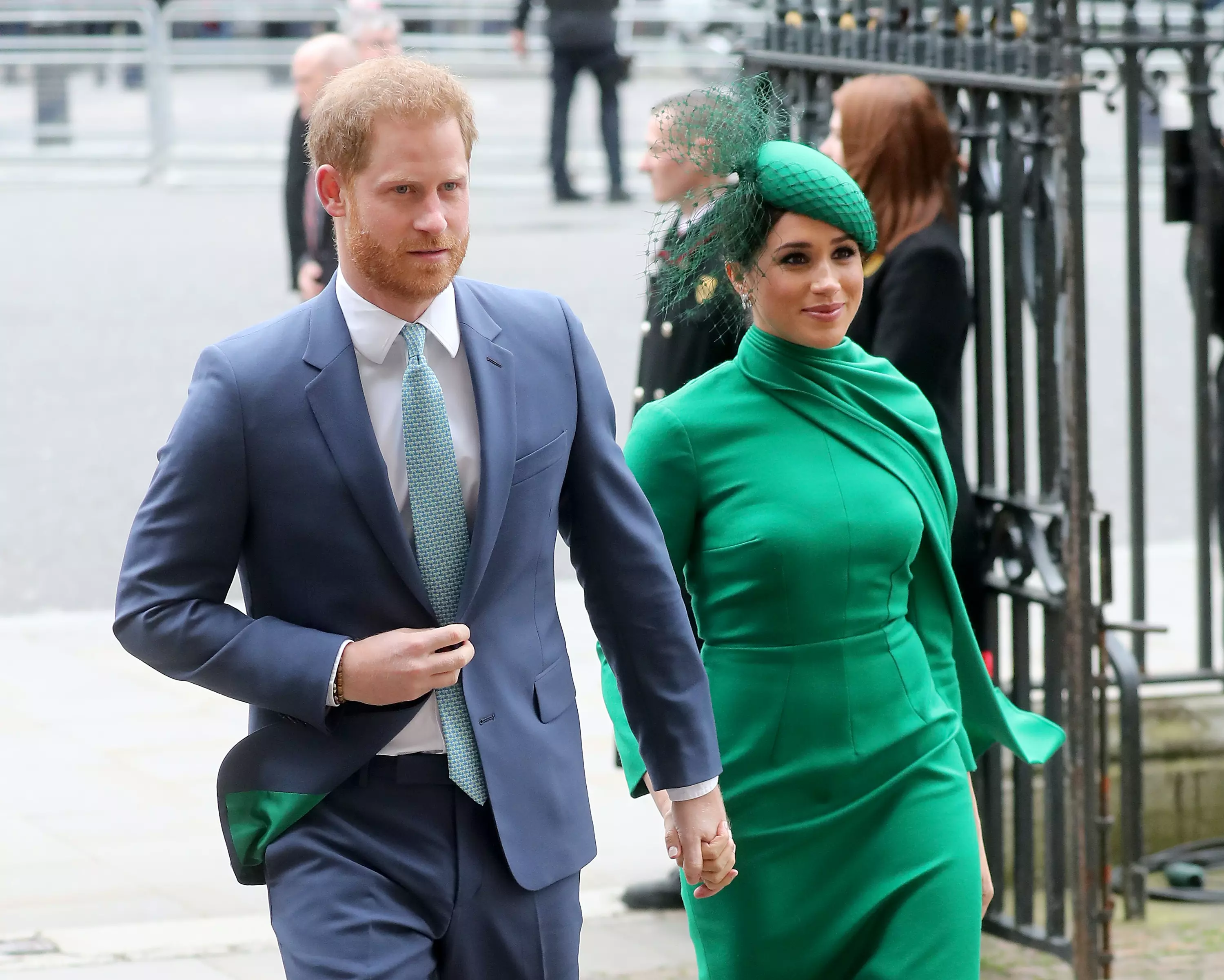 Meghan și Harry au renunțat oficial să mai fie regali, dar își vor continua viața de serviciu