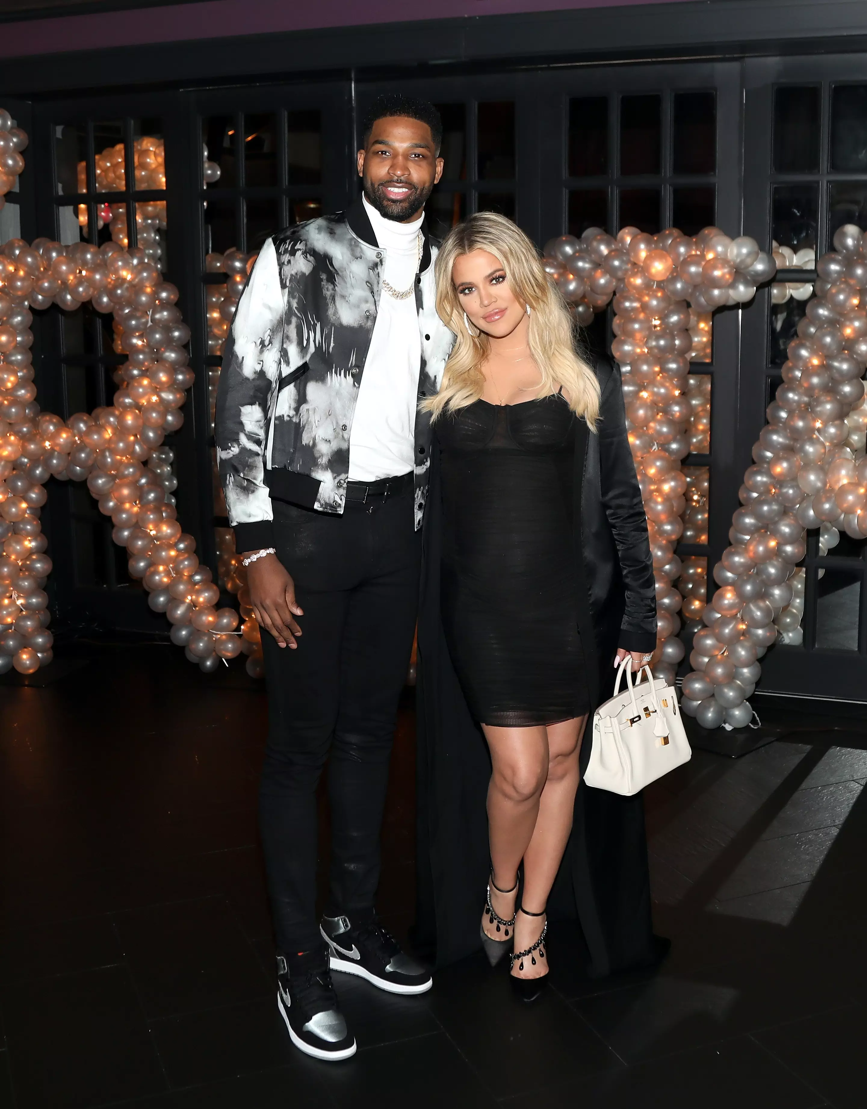 LOS ANGELES, CA - 10. MÄRZ: Tristan Thompson und Khloe Kardashian posieren für ein Foto, als Remy Martin...