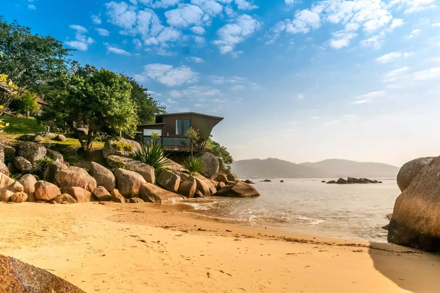 Ang isang hindi kapani-paniwalang tahanan sa Brazil ay matatagpuan mismo sa mga bato ng beach at may modernong disenyo.