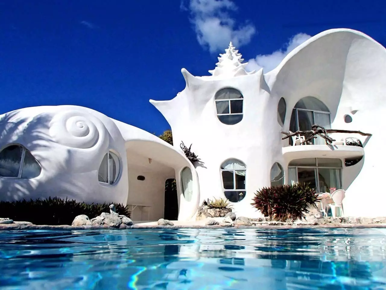 Ang World Famous Seashell House sa Airbnb ay may magandang pool at puting panlabas na napaka-bri...