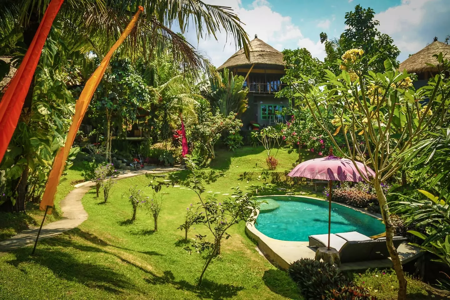 Ang isang treehouse sa Bali ay may magandang pool at napapalibutan ng luntiang halaman.