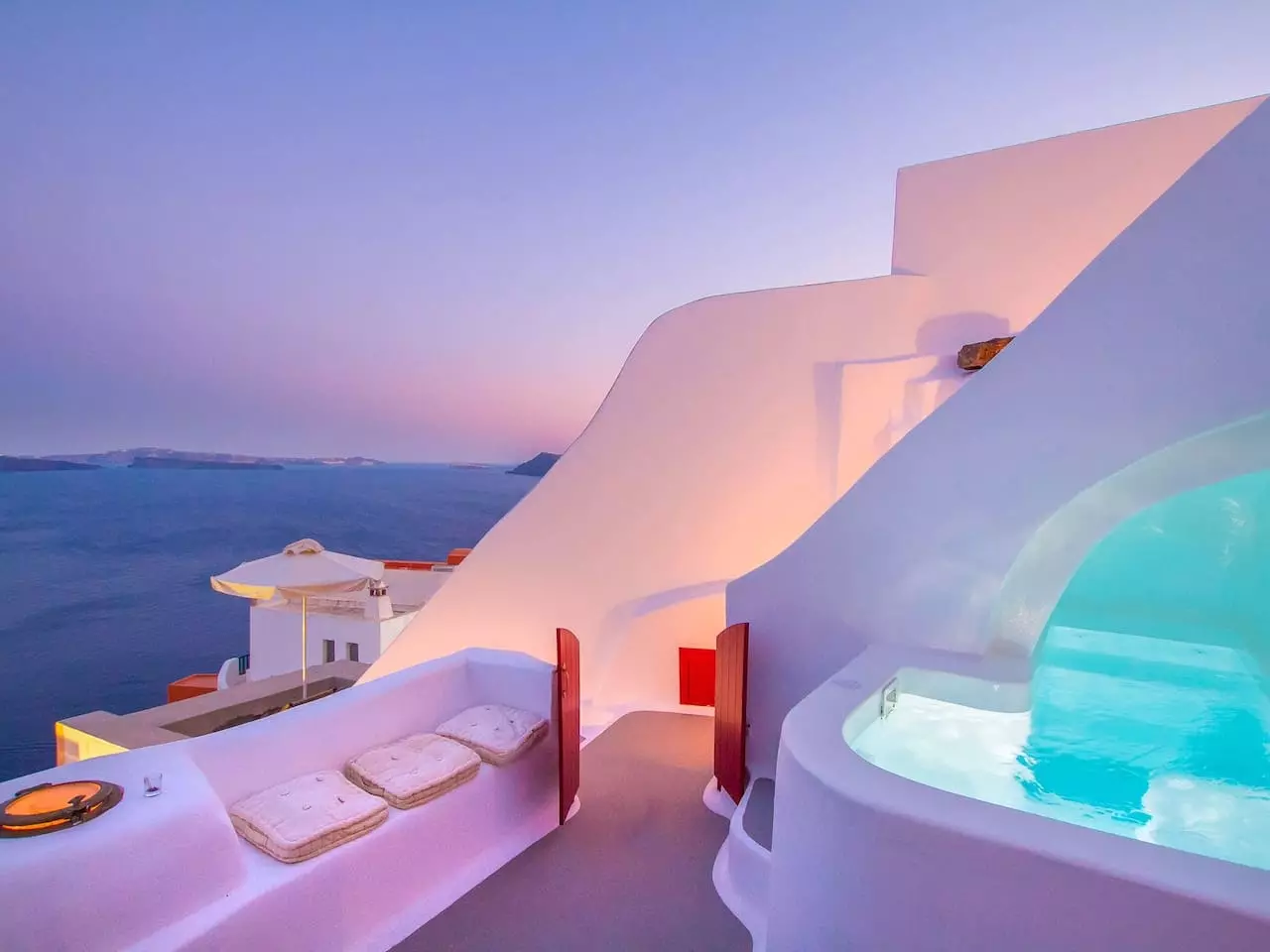 Ang Hector Cave House sa Santorini, Greece ay kumikinang sa purple at pink kapag gabi-gabi ang paglubog ng araw.