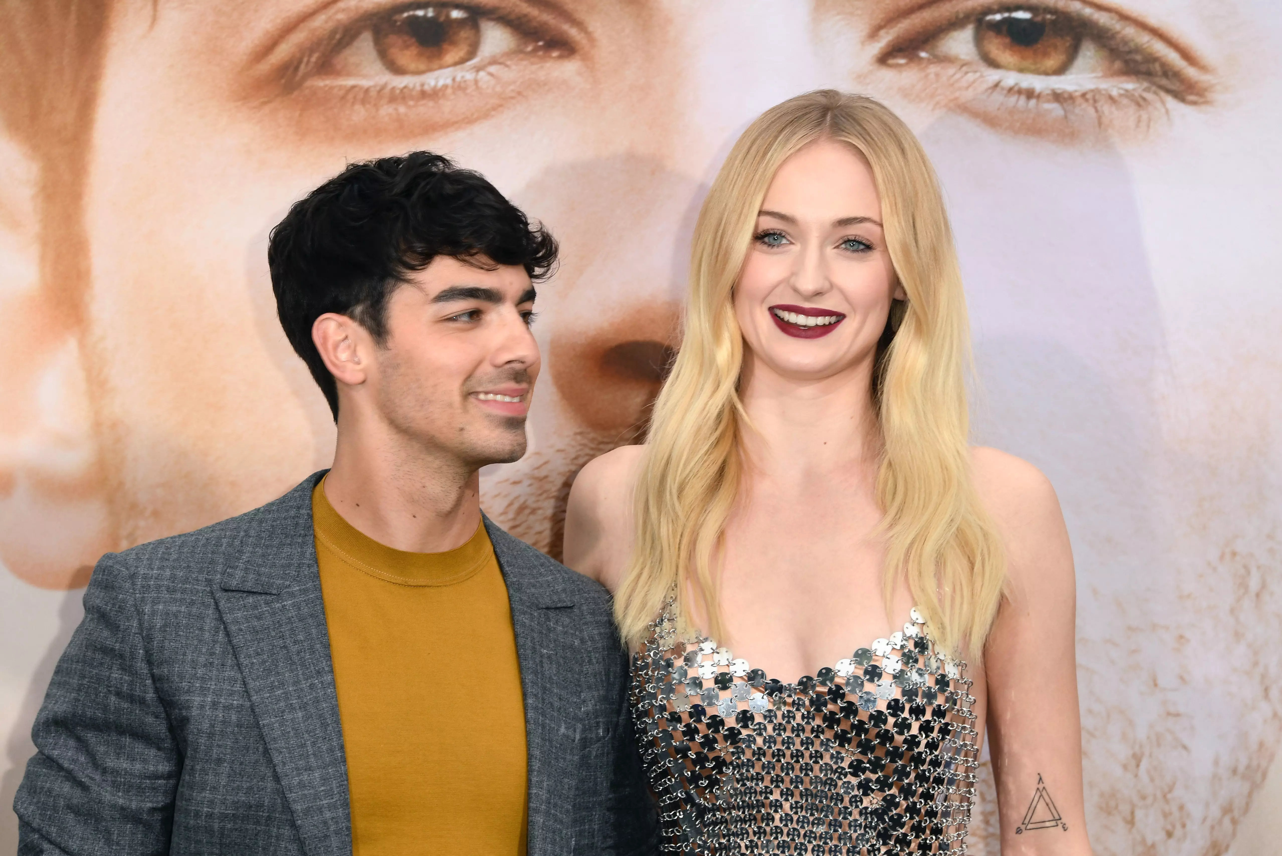 ពិធីមង្គលការរបស់ Joe Jonas និង Sophie Turner នៅប្រទេសបារាំង ត្រូវបានគេរាយការណ៍ថា មានភាពអស្ចារ្យដូចដែលអ្នកបានរំពឹងទុក 2641_1