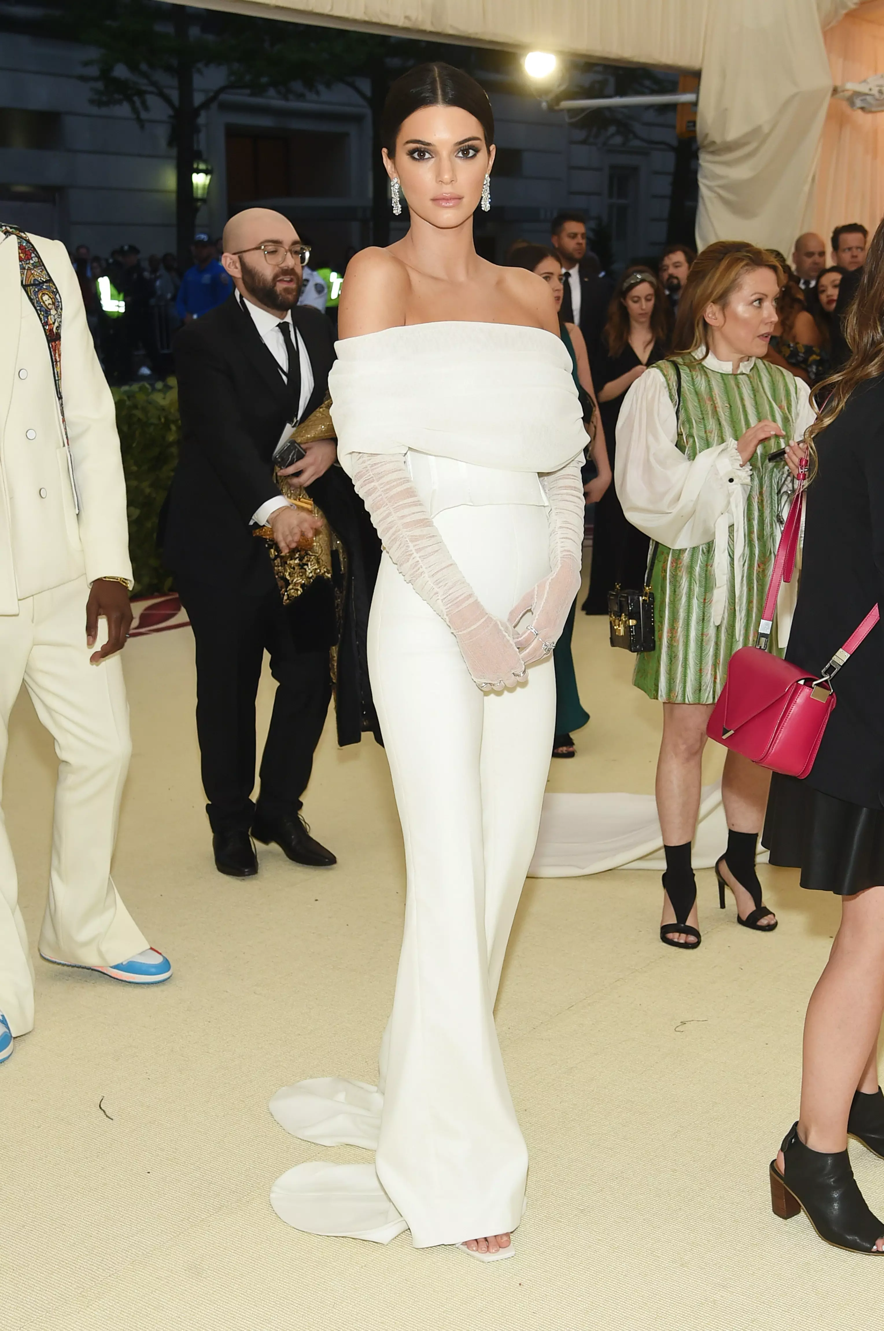 Twitter sta confrontando il look del Met Gala di Kendall Jenner con la carta igienica e TBH, posso vederlo 2682_1