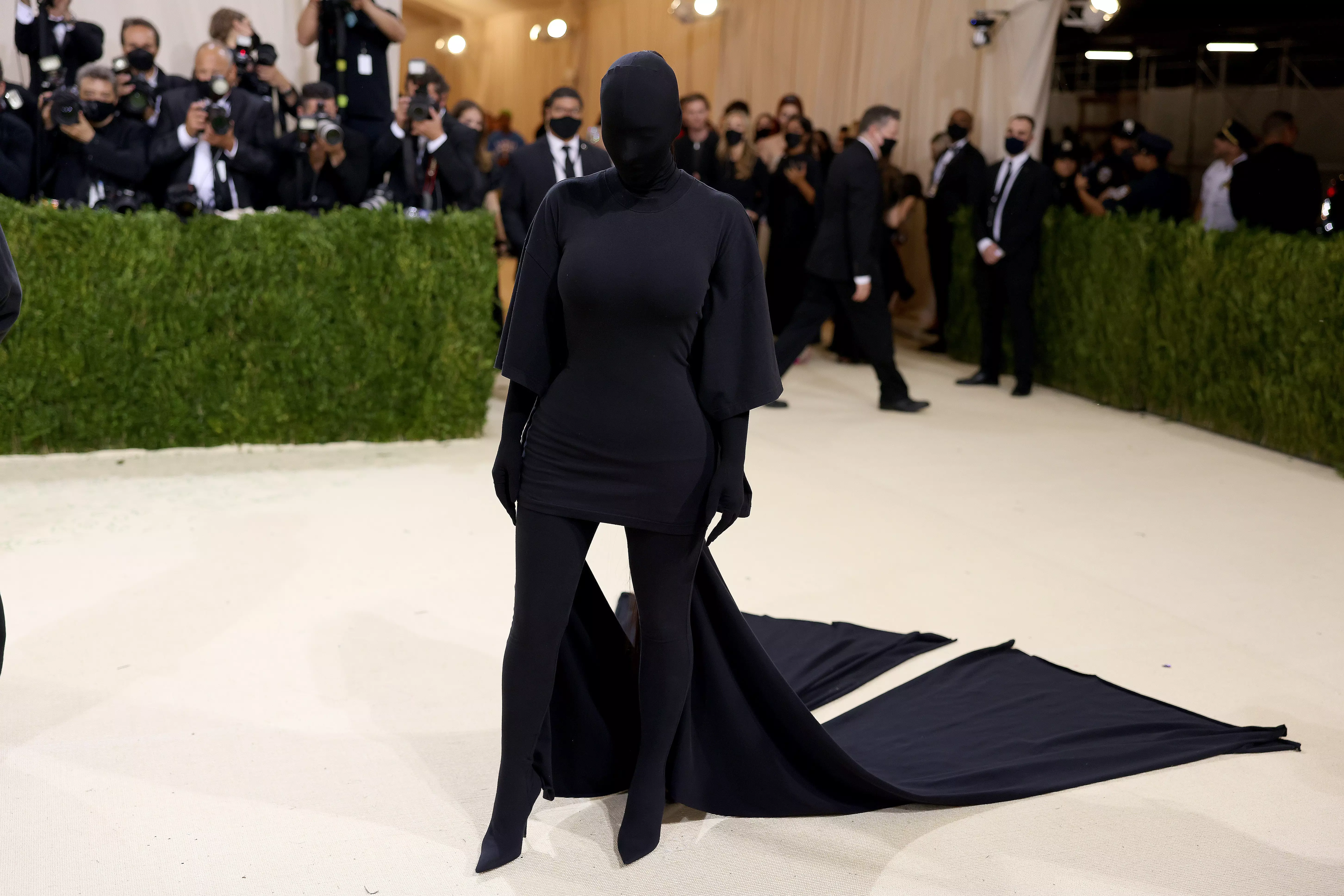 Wiwo Met Gala Kim Kardashian Bo Gbogbo Ara Rẹ, Lati Ori Si Atampako