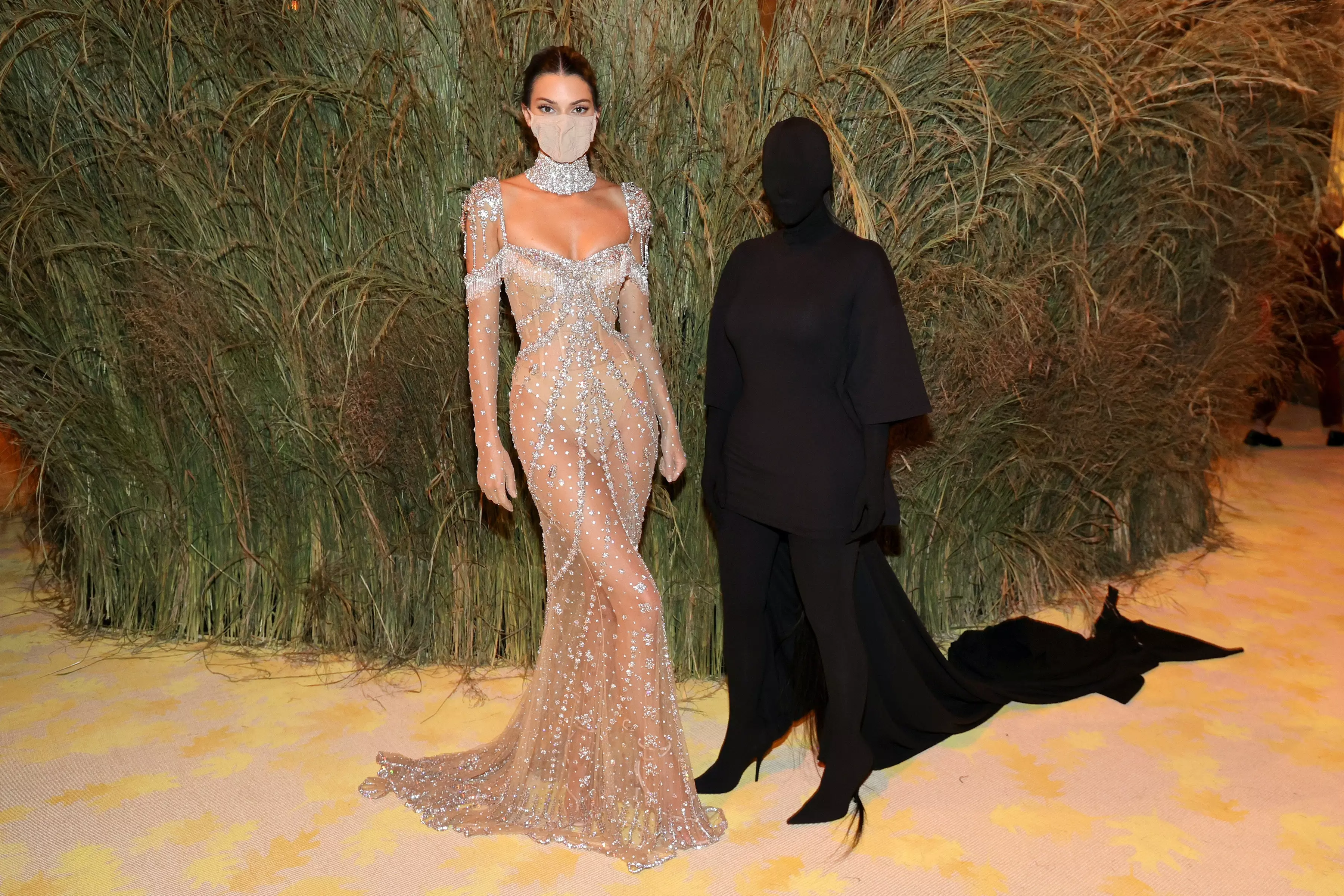 Kendall Jenner dan Kim Kardashian menghadiri The 2021 Met Gala.