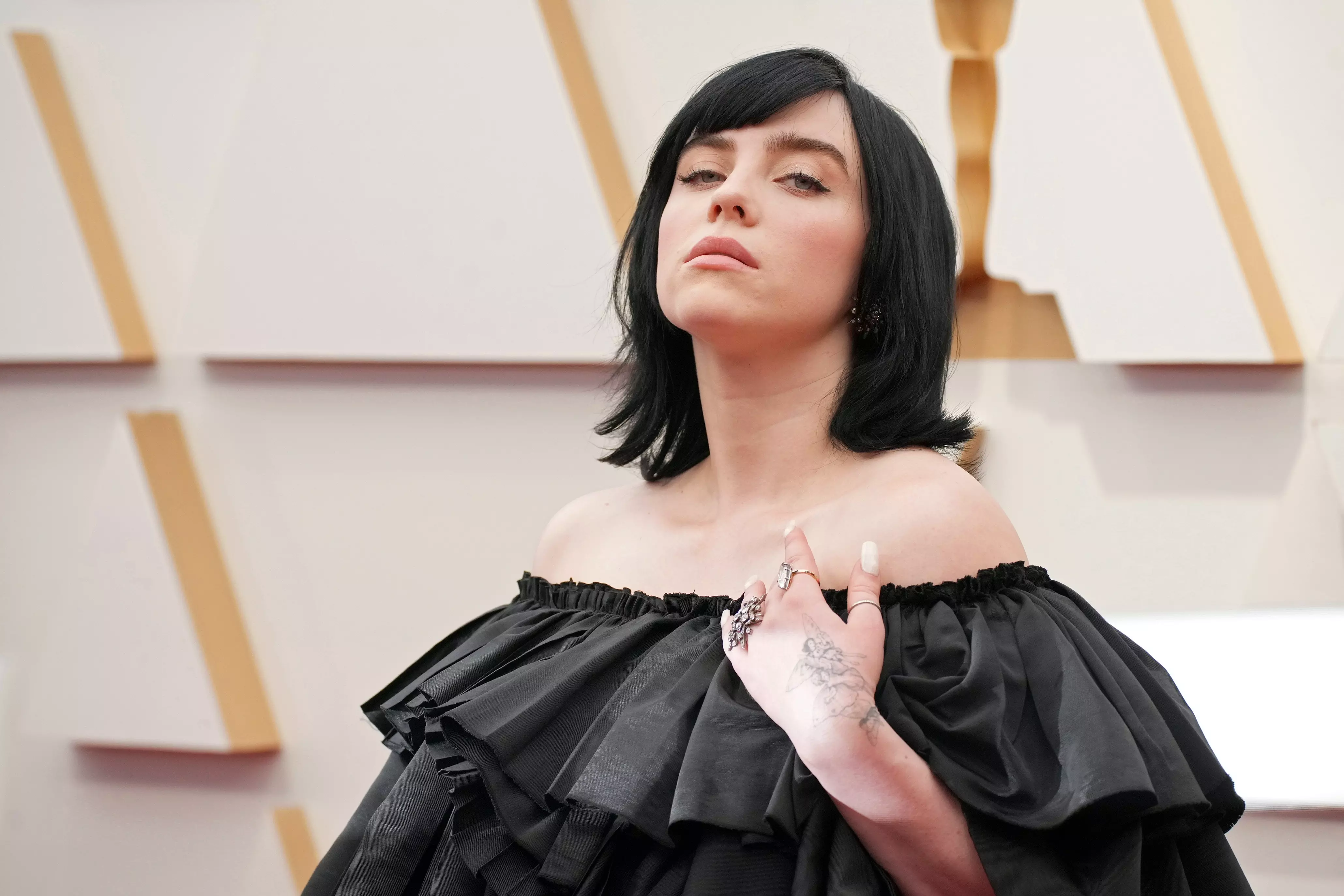 Billie Eilish Lọ ni kikun Goth Queen Ni Oscars