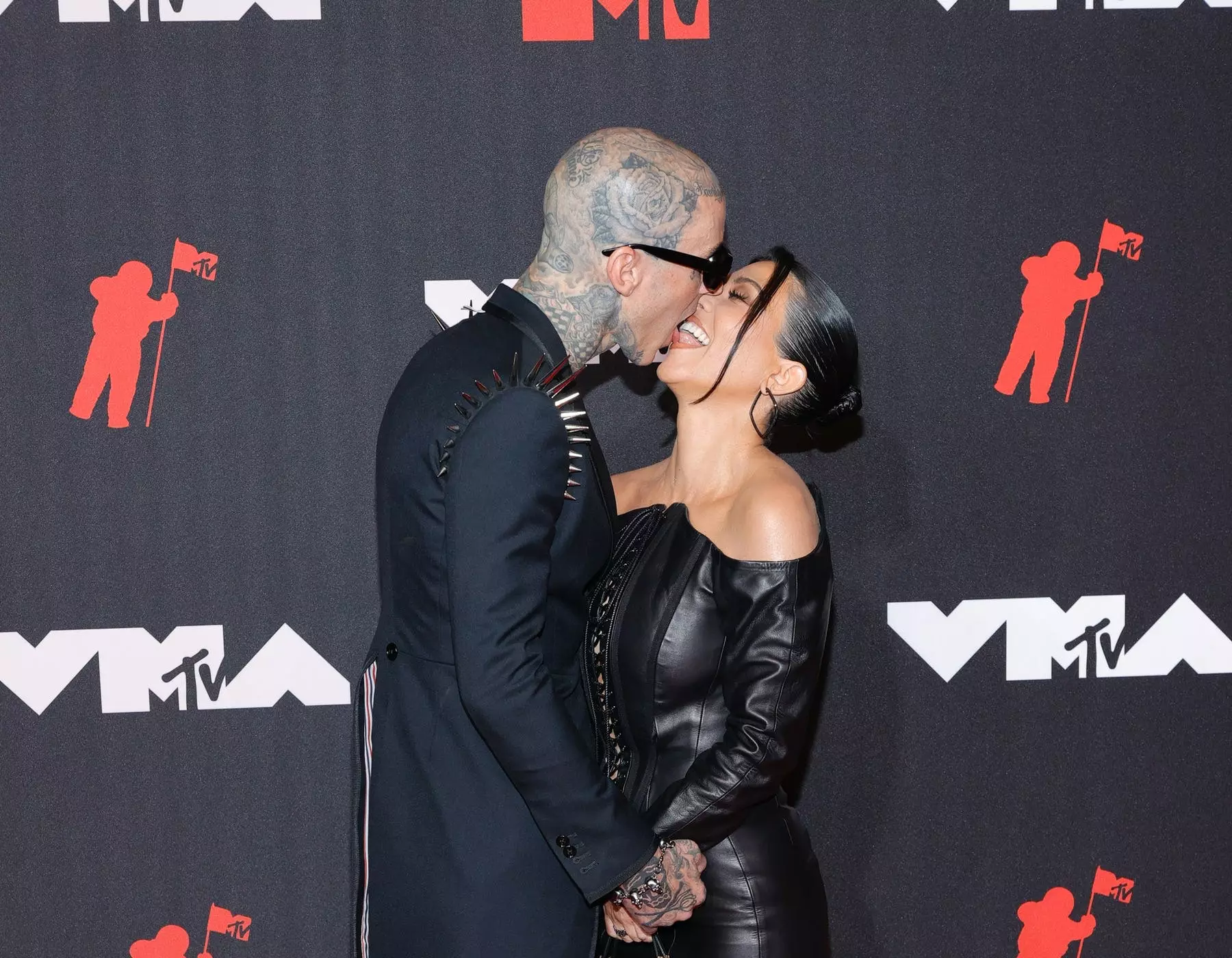 VMAs دىكى Kourtney & Travis نىڭ بەدەن تىلى چىرايلىق ھەم جەلپكار ئىدى