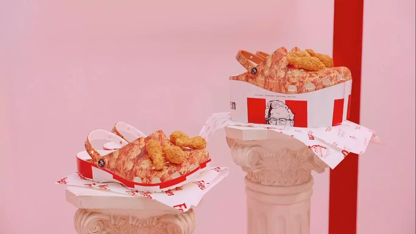 KFC te depoze Crocs ki kouvri ak poul fri ak — tann li — poul Drumstick Jibbitz