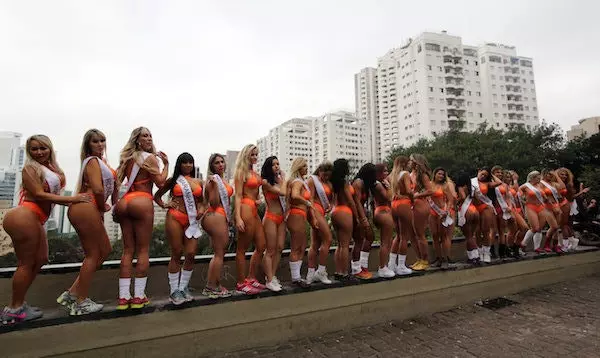 Miss BumBum, Bikinisdäki modeller bilen 'Soňky agşamlyk naharyny' düzdi 28027_4