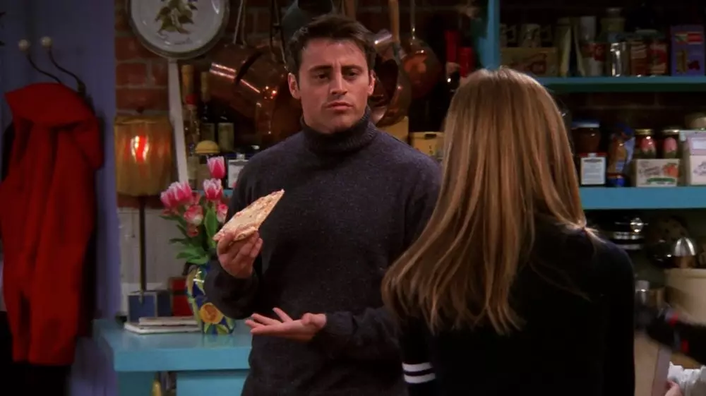 10 Cihên Ji Bo Xwarina Li Li Dinyayê Ger Hûn Ji Pizzayê Bi qasî Joey Ji "Friends" hez dikin