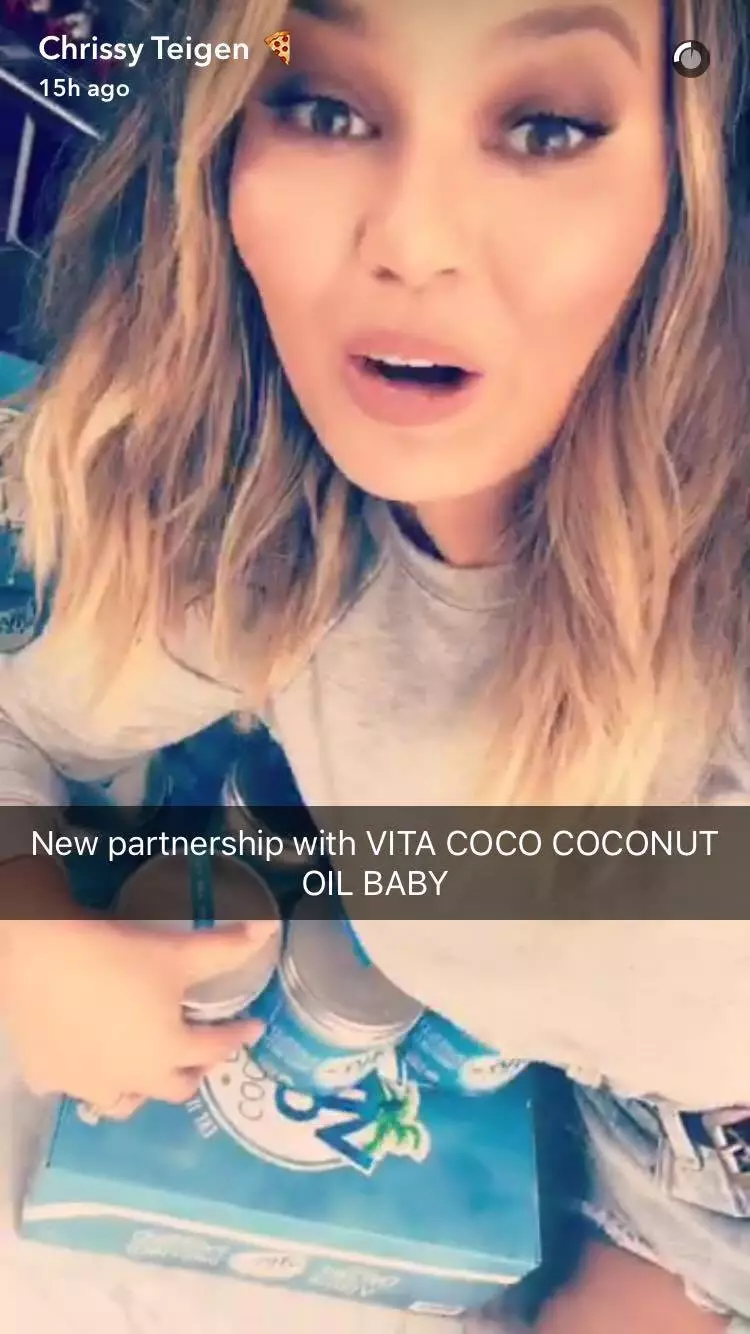 Chrissy Teigen právě pózovala nahoře bez na Snapchatu 28383_1