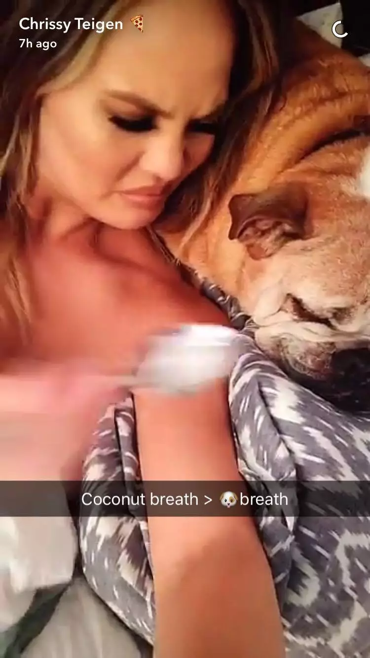 Chrissy Teigen poserede lige topløs på Snapchat 28383_10