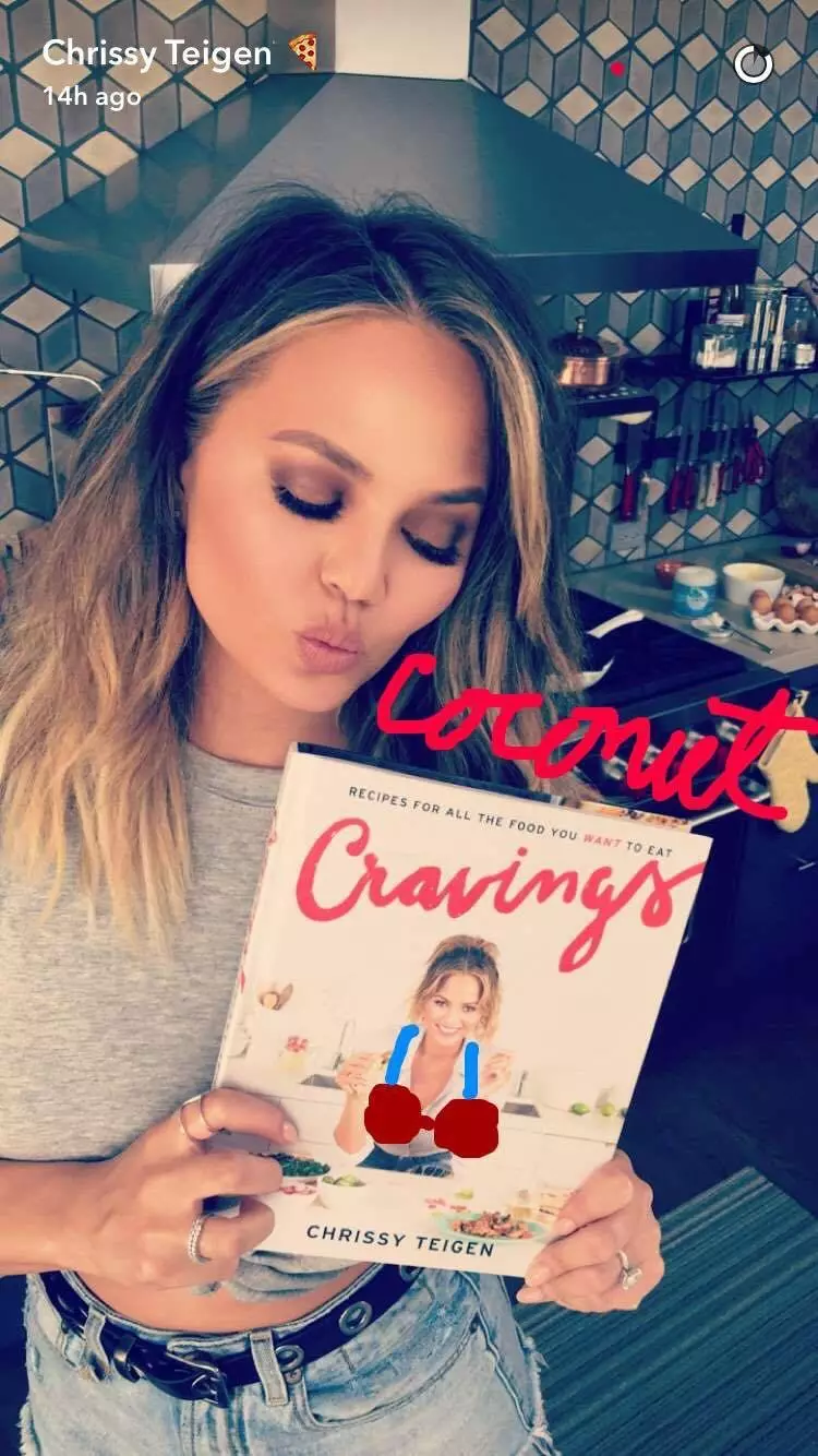 Chrissy Teigen právě pózovala nahoře bez na Snapchatu 28383_2