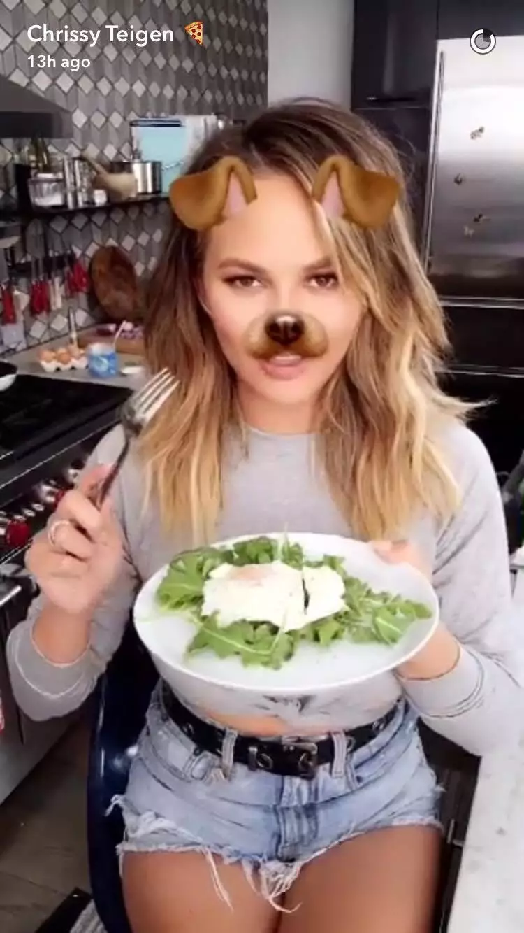 Chrissy Teigen právě pózovala nahoře bez na Snapchatu 28383_4