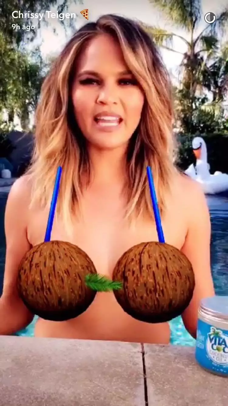 Chrissy Teigen nyuam qhuav Posed Topless ntawm Snapchat 28383_6