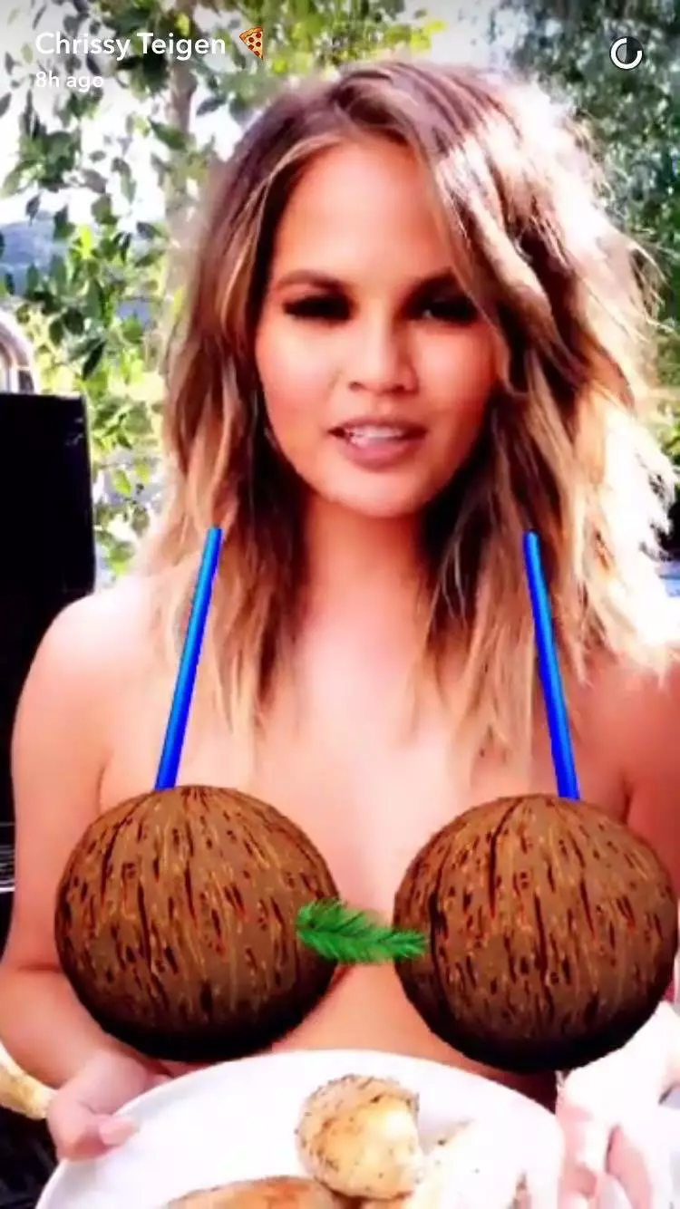 Chrissy Teigen nyuam qhuav Posed Topless ntawm Snapchat 28383_7