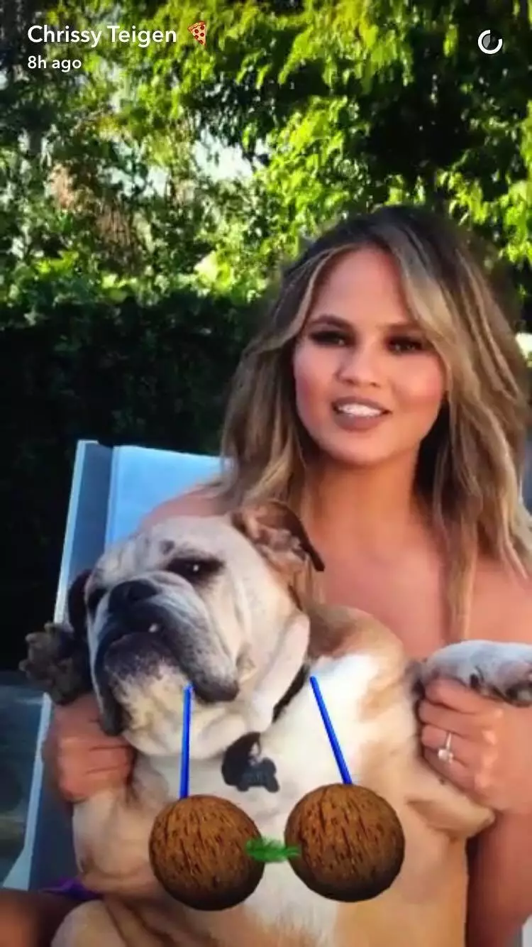 Chrissy Teigen právě pózovala nahoře bez na Snapchatu 28383_8