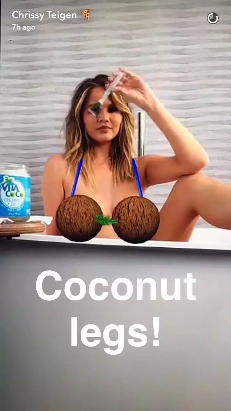 Chrissy Teigen nyuam qhuav Posed Topless ntawm Snapchat 28383_9