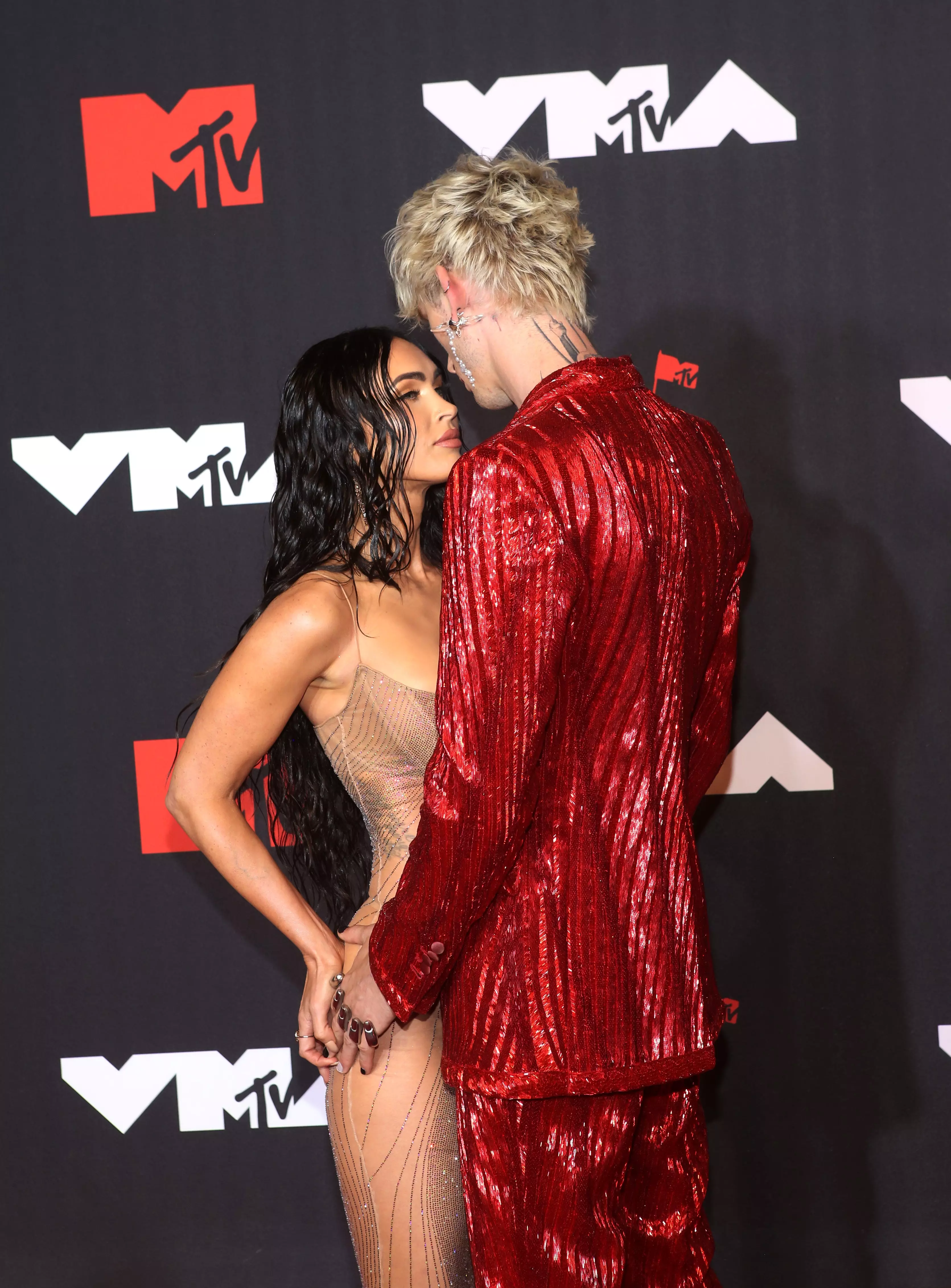 MGK a décrit son premier baiser avec Megan Fox et ça sonne bizarrement chaud