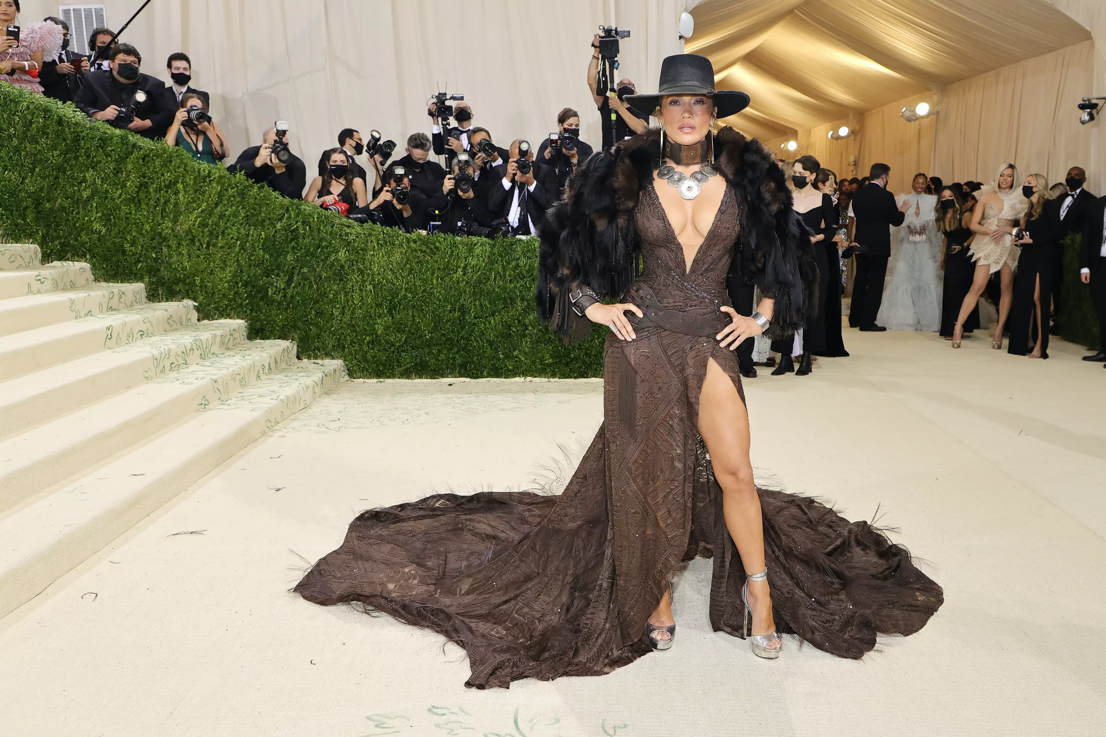 J.Lo's Wild West Met Gala Duban Ya Haɗe da Ɗayan Mafi Girman Yanayin Kyau na Fall