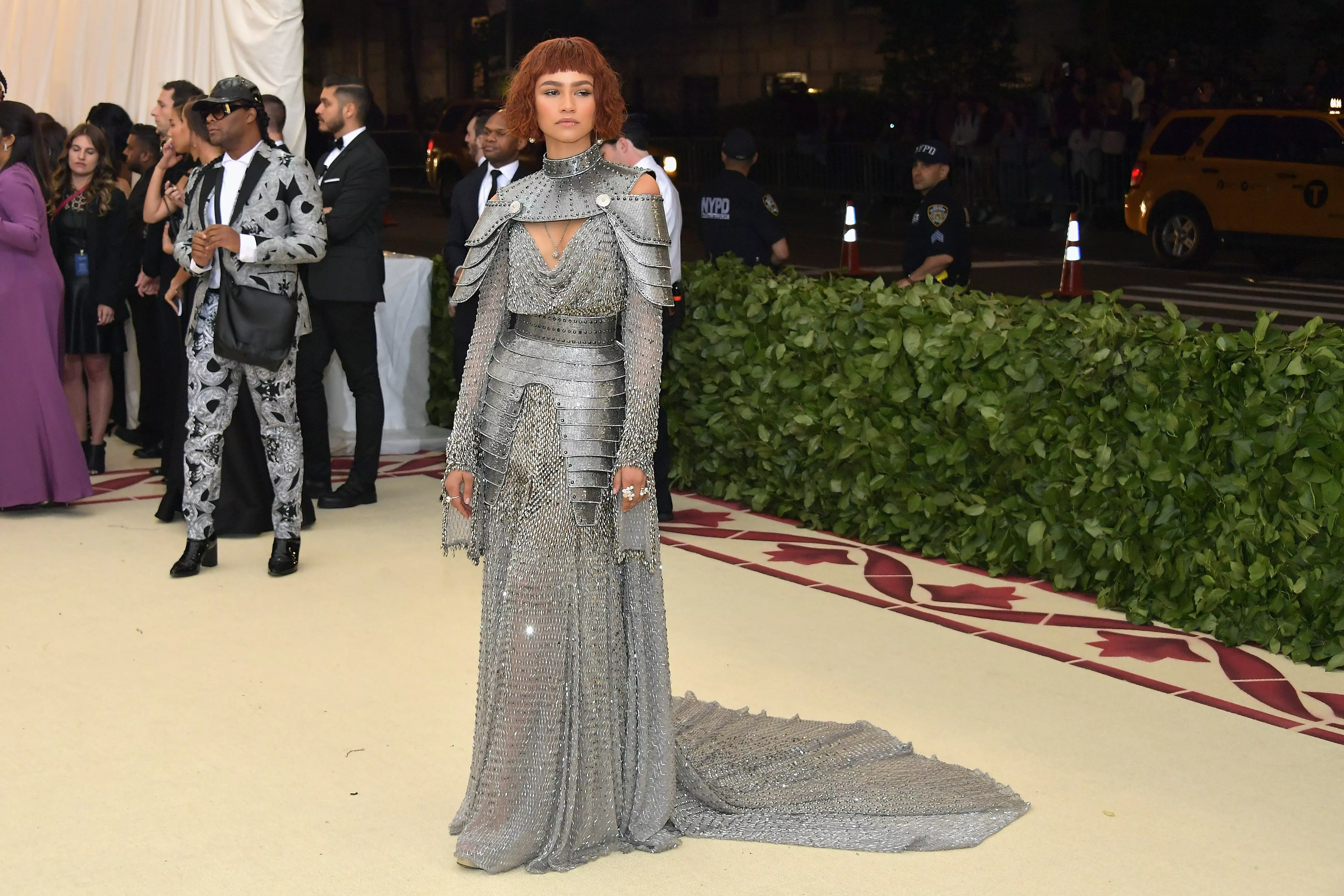 Zendaya'nın Met Gala görünüşü o qədər Joan Of Arcdır və mən hər gün onunla döyüşə gedərdim