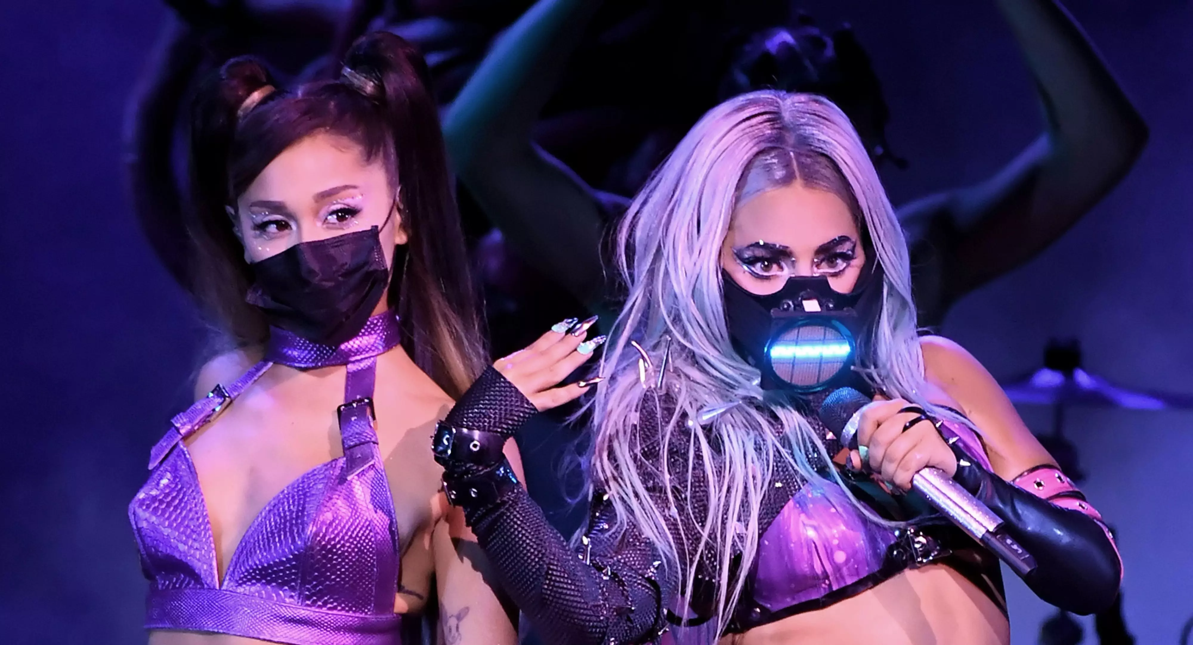 Ariana Grande a Lady Gaga vystupují během předávání cen MTV Video Music Awards 2020.