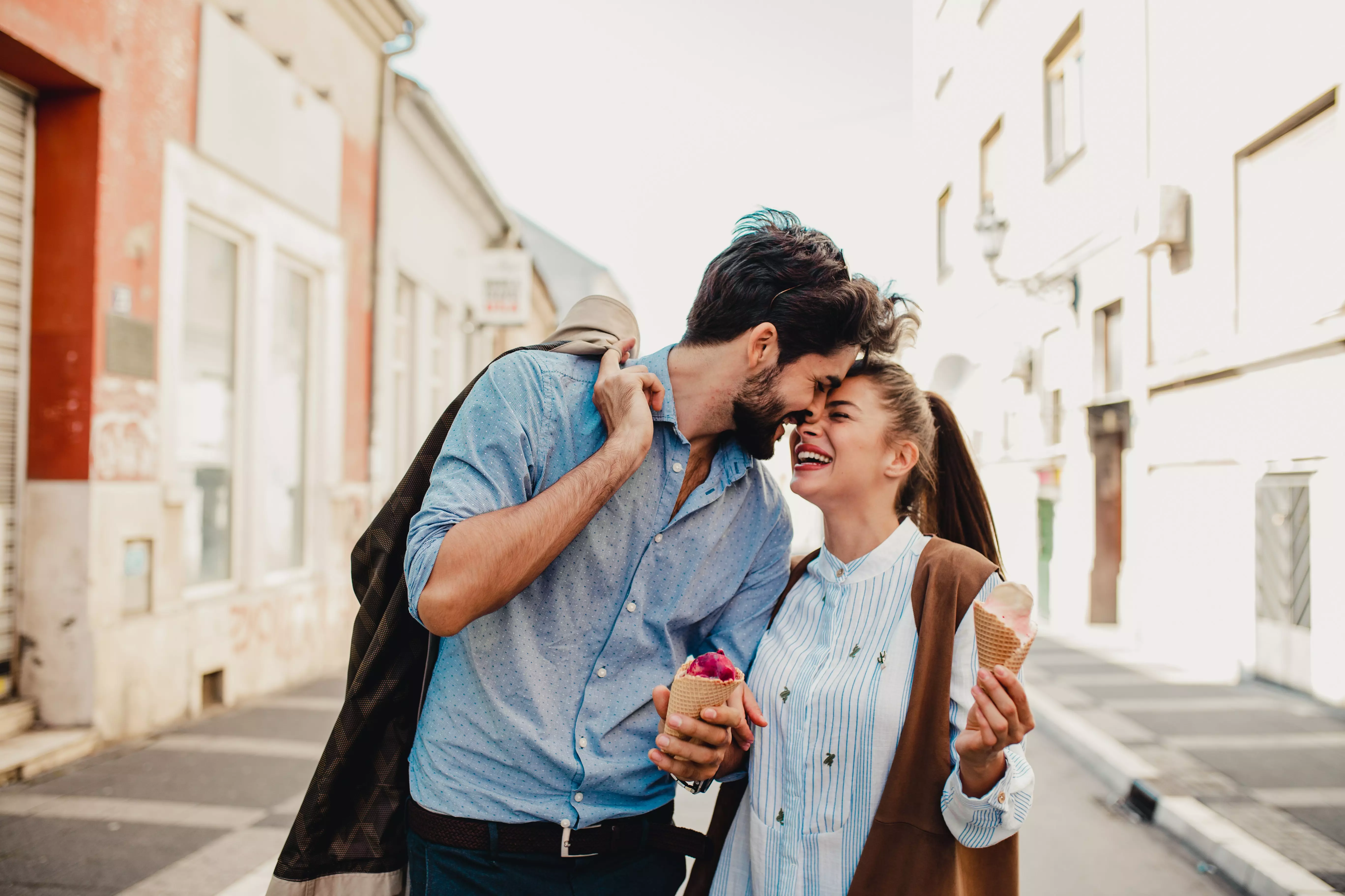 10 udhëtime romantike që çdo çift duhet të ndalojë, t'i braktisë dhe të rezervojë në të 20-at