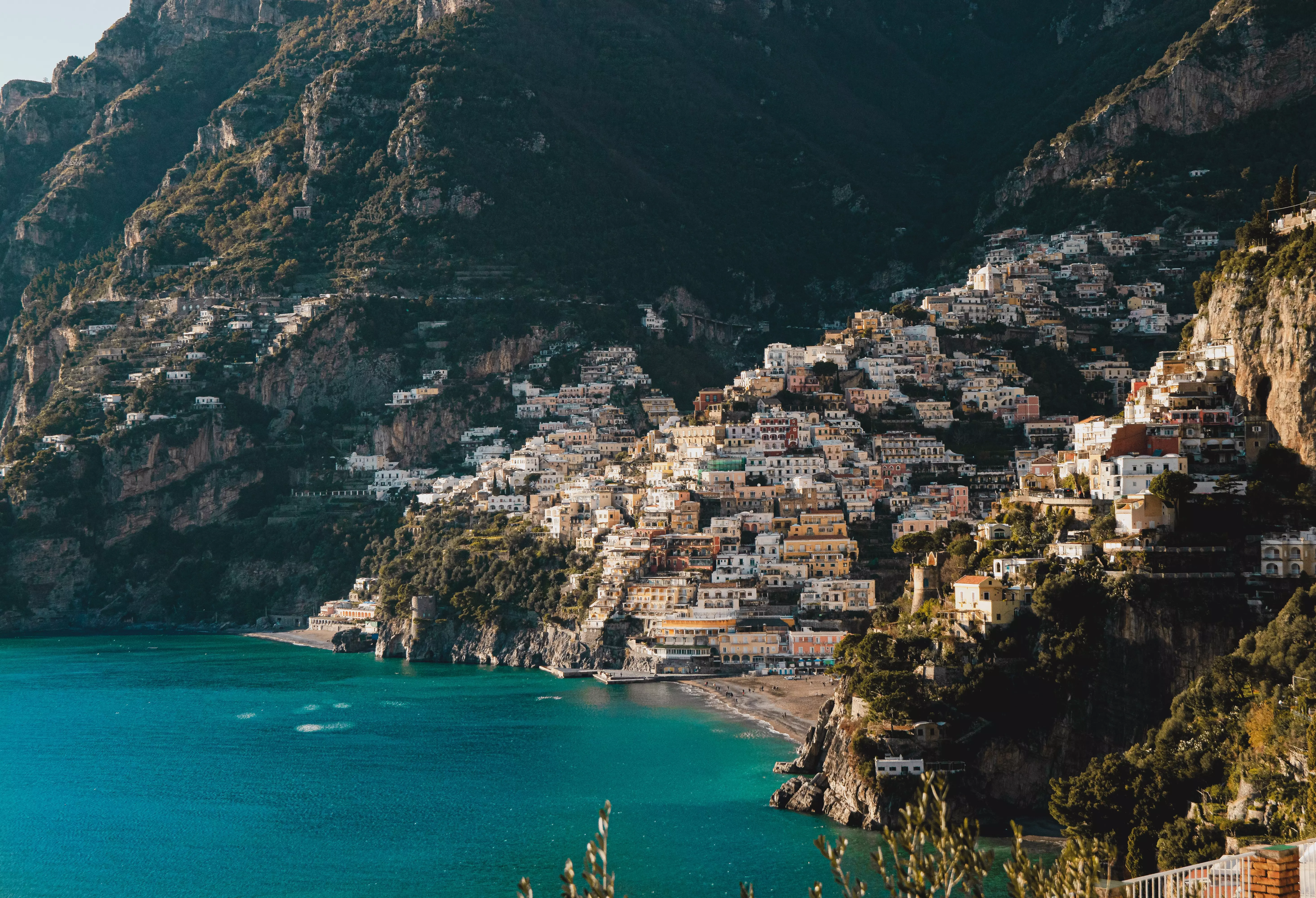 Positano, Italio kaj ĝia bunta arkitekturo estas kaŝitaj en la itala marbordo.