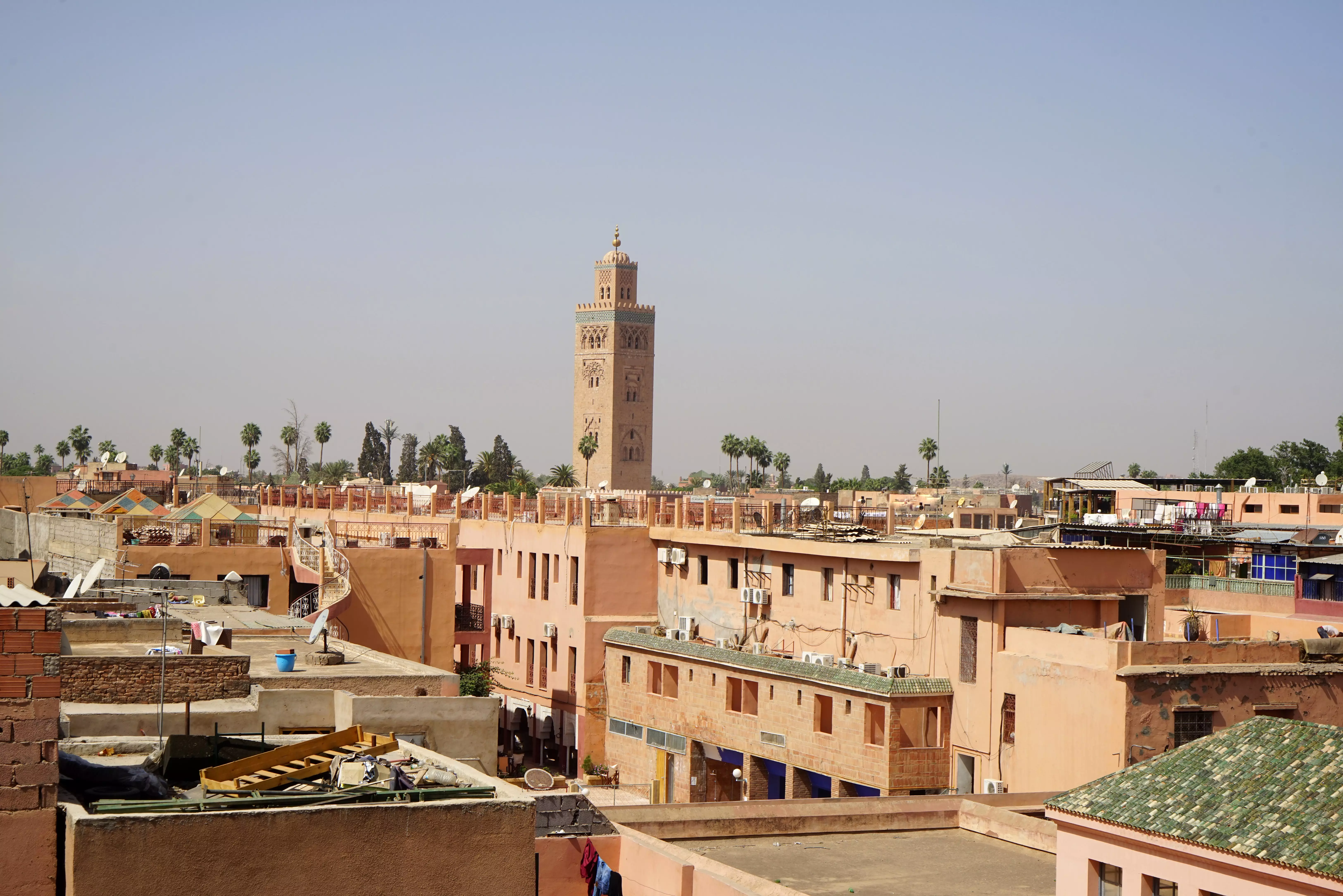 De stad Marrakech staat vol met zandkleurige gebouwen.