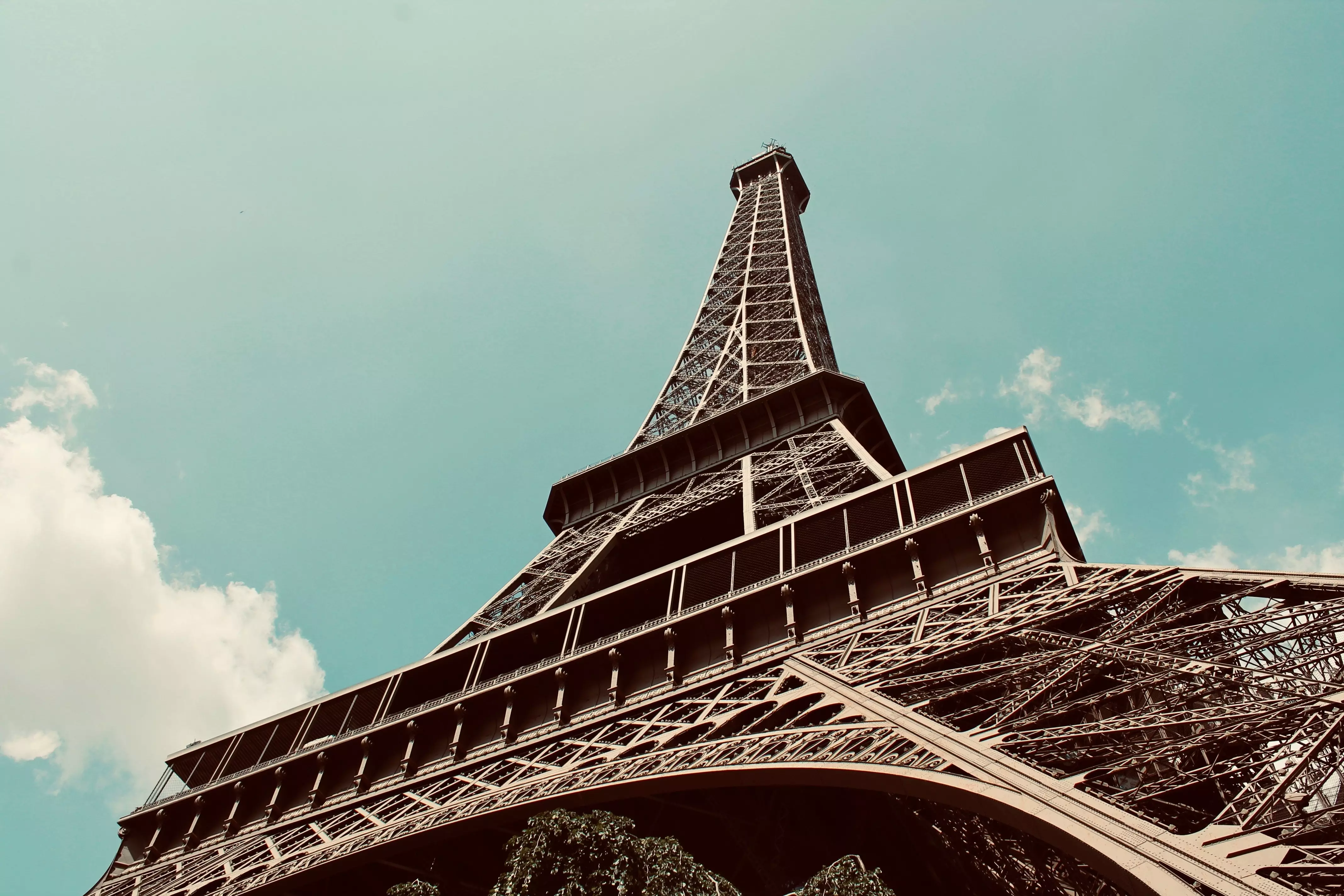 Menara Eiffel di Paris berdiri tegak di hari yang cerah.