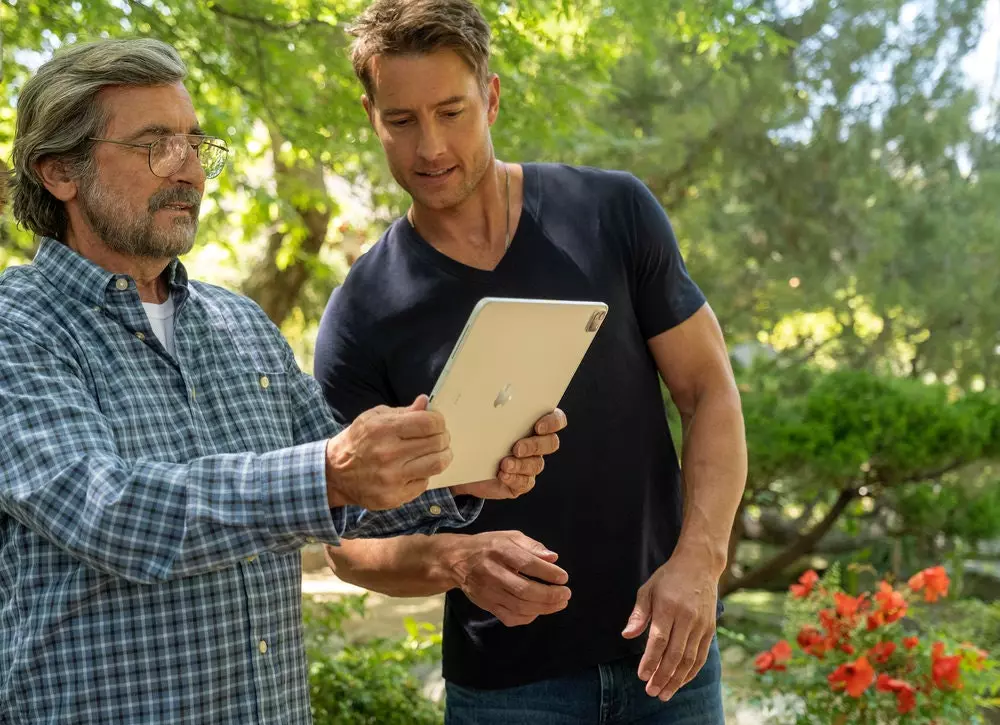 Griffin Dunne minangka Nicky, Justin Hartley minangka Kevin ing 'This Is Us'