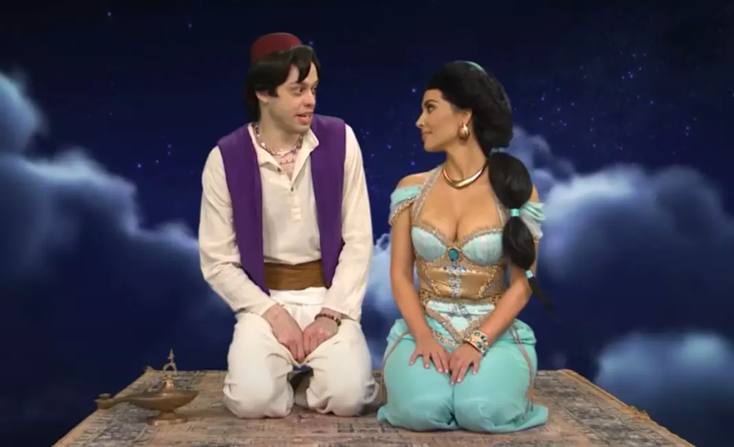 Dem Pete Davidson an dem Kim Kardashian seng 'SNL' Kierpersprooch war ugespaant.