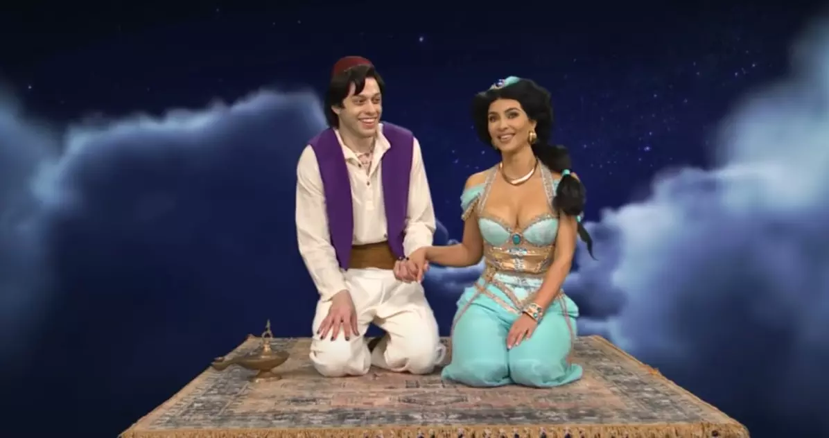 Dem Pete Davidson an dem Kim Kardashian seng 'SNL' Kierpersprooch war voller nervös Energie.