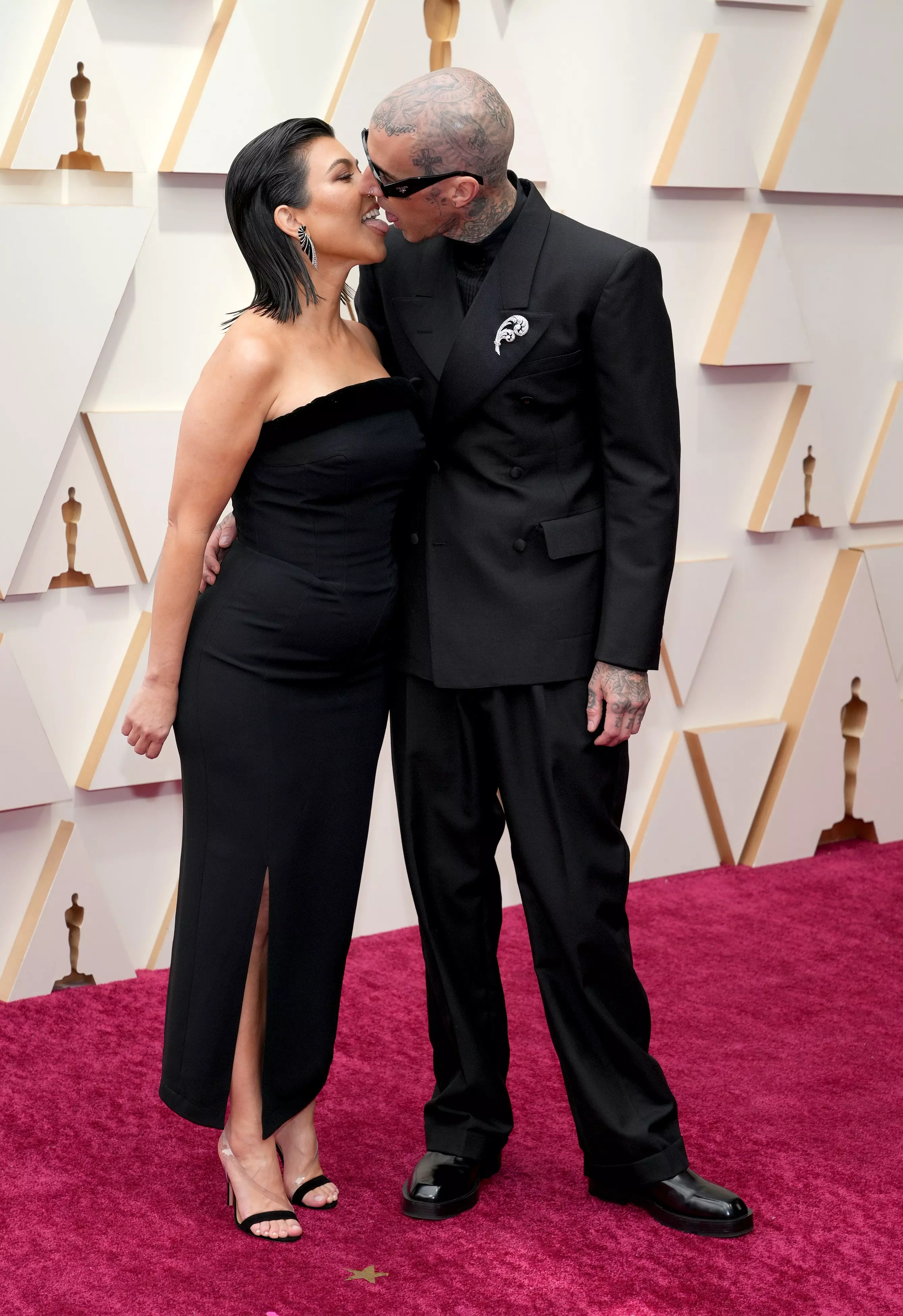 Kourtney Kardashian lan Travis Barker nuduhake momen Kravis PDA klasik ing carp abang Oscar 2022 ...