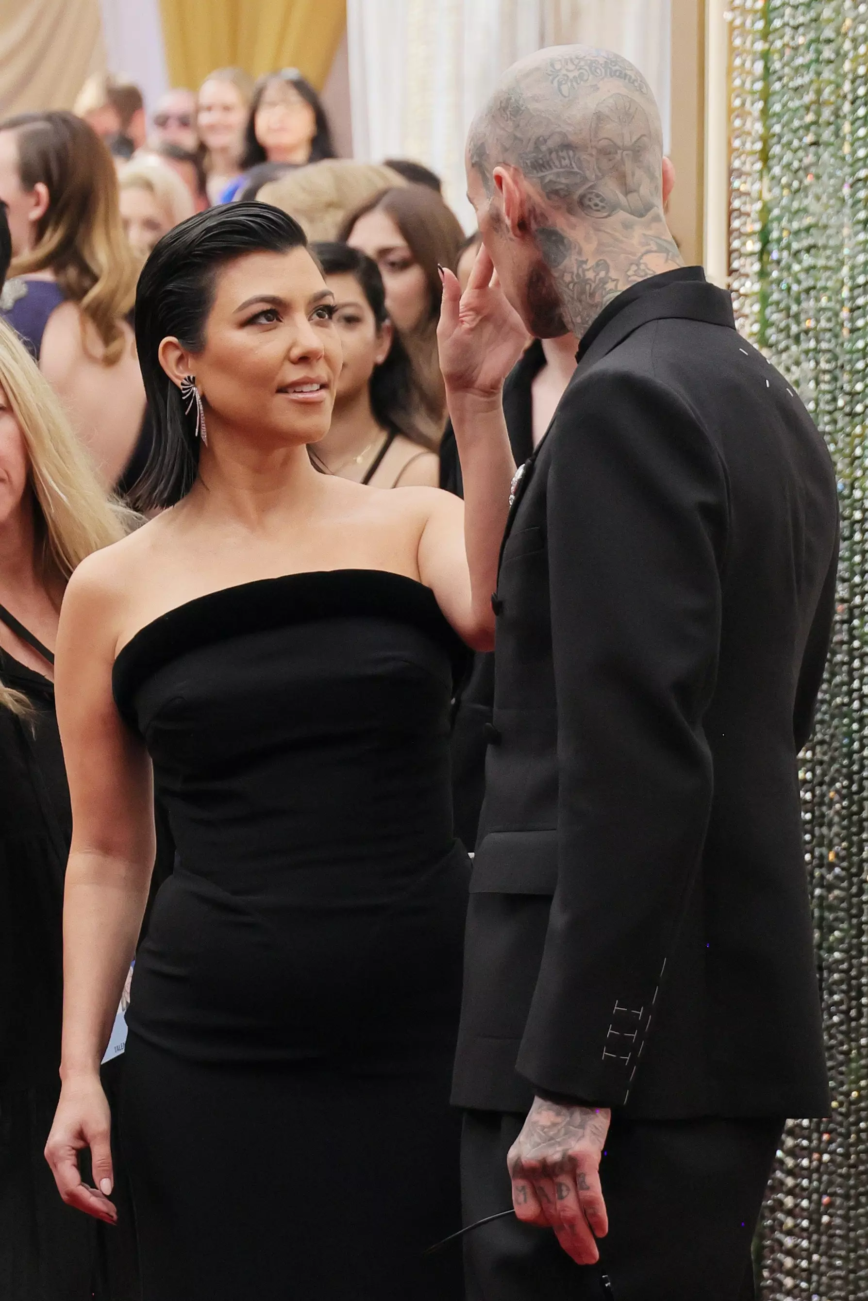 Kourtney Kardashian en Travis Barker dielde in klassike Kravis PDA-momint op 'e 2022 Oscars reade karper ...