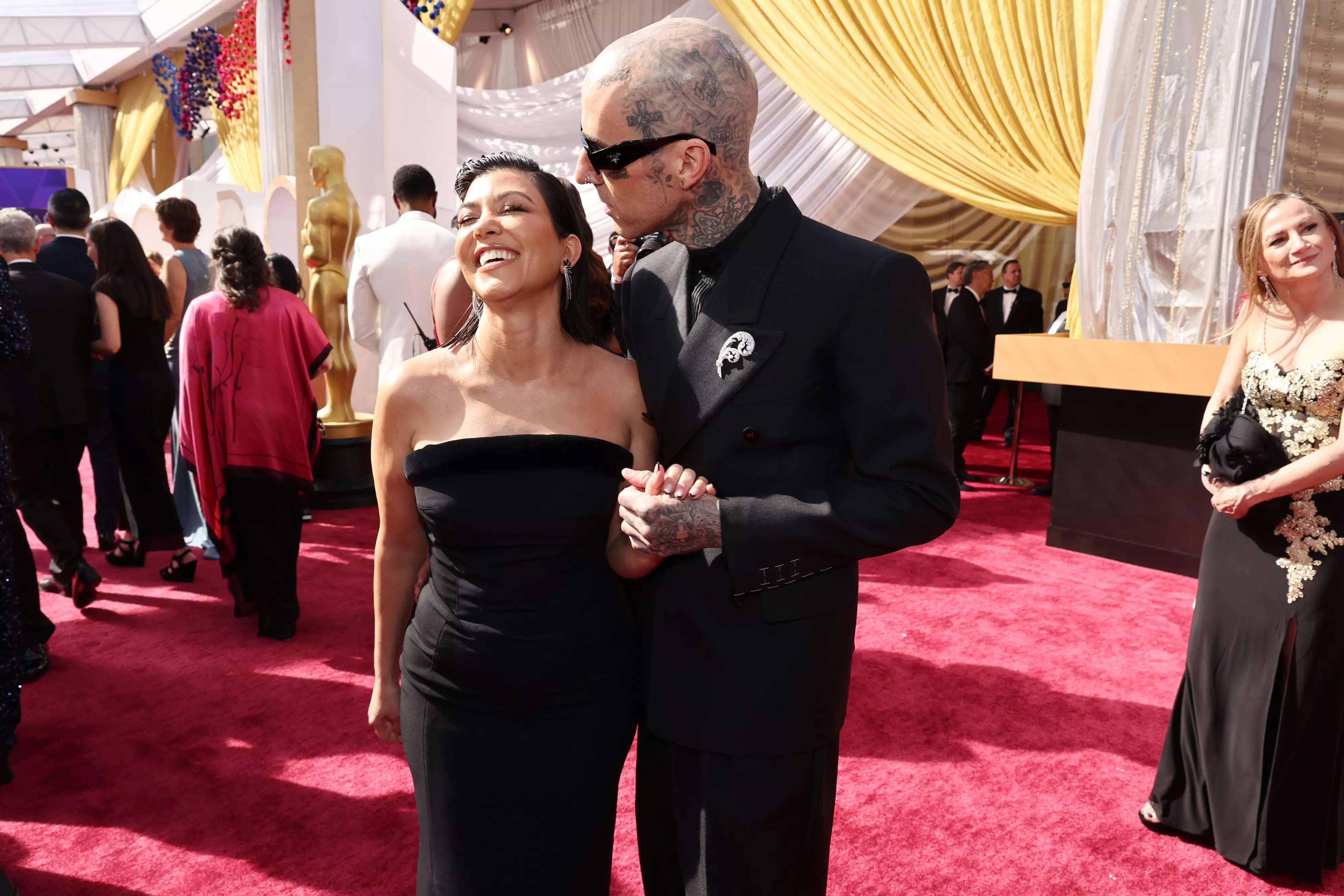 Kourtney Kardashian en Travis Barker dielde in klassike Kravis PDA-momint op 'e 2022 Oscars reade karper ...