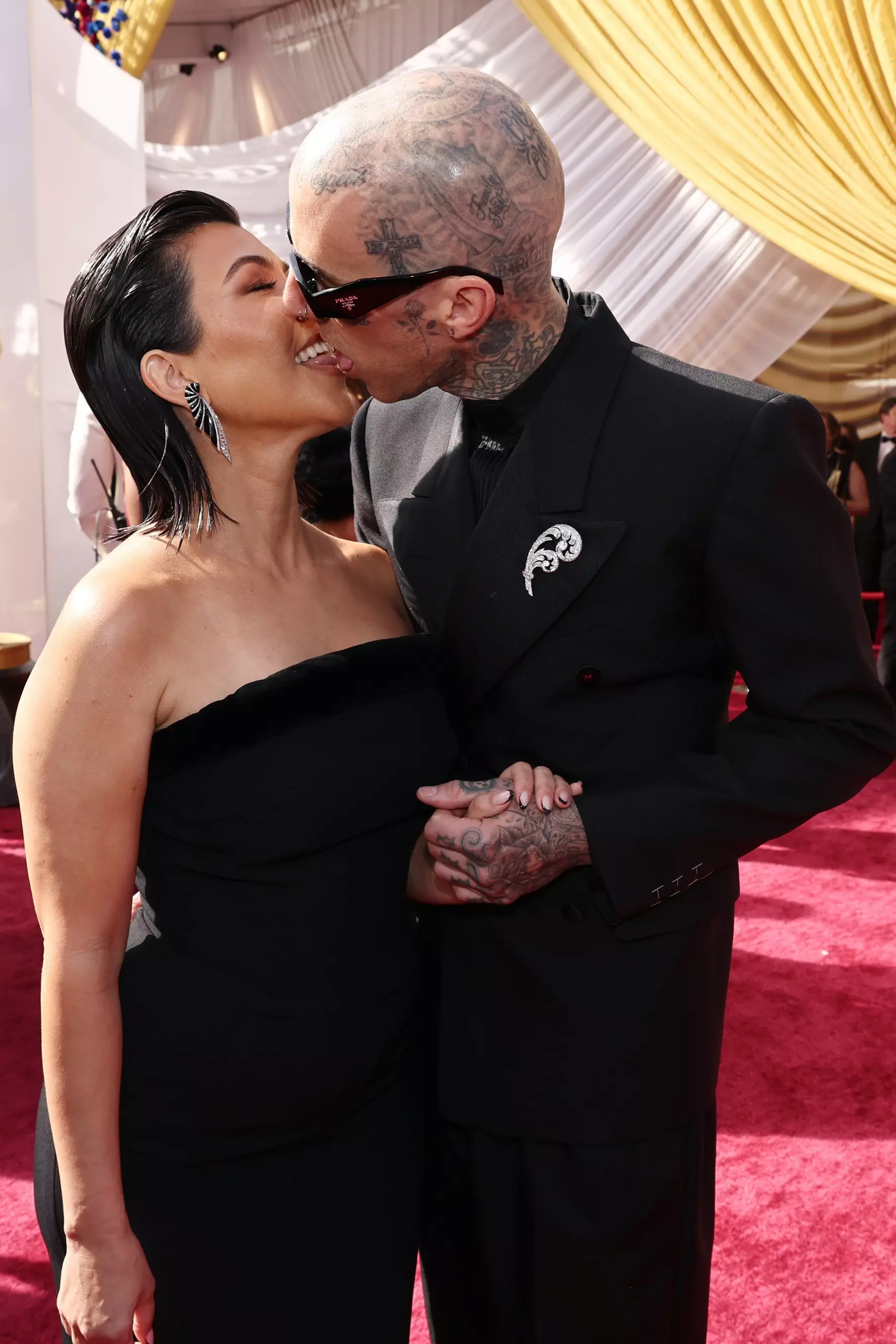 Kourtney Kardashian e Travis Barker compartiron un clásico momento de Kravis PDA sobre a carpa vermella dos Oscars 2022...