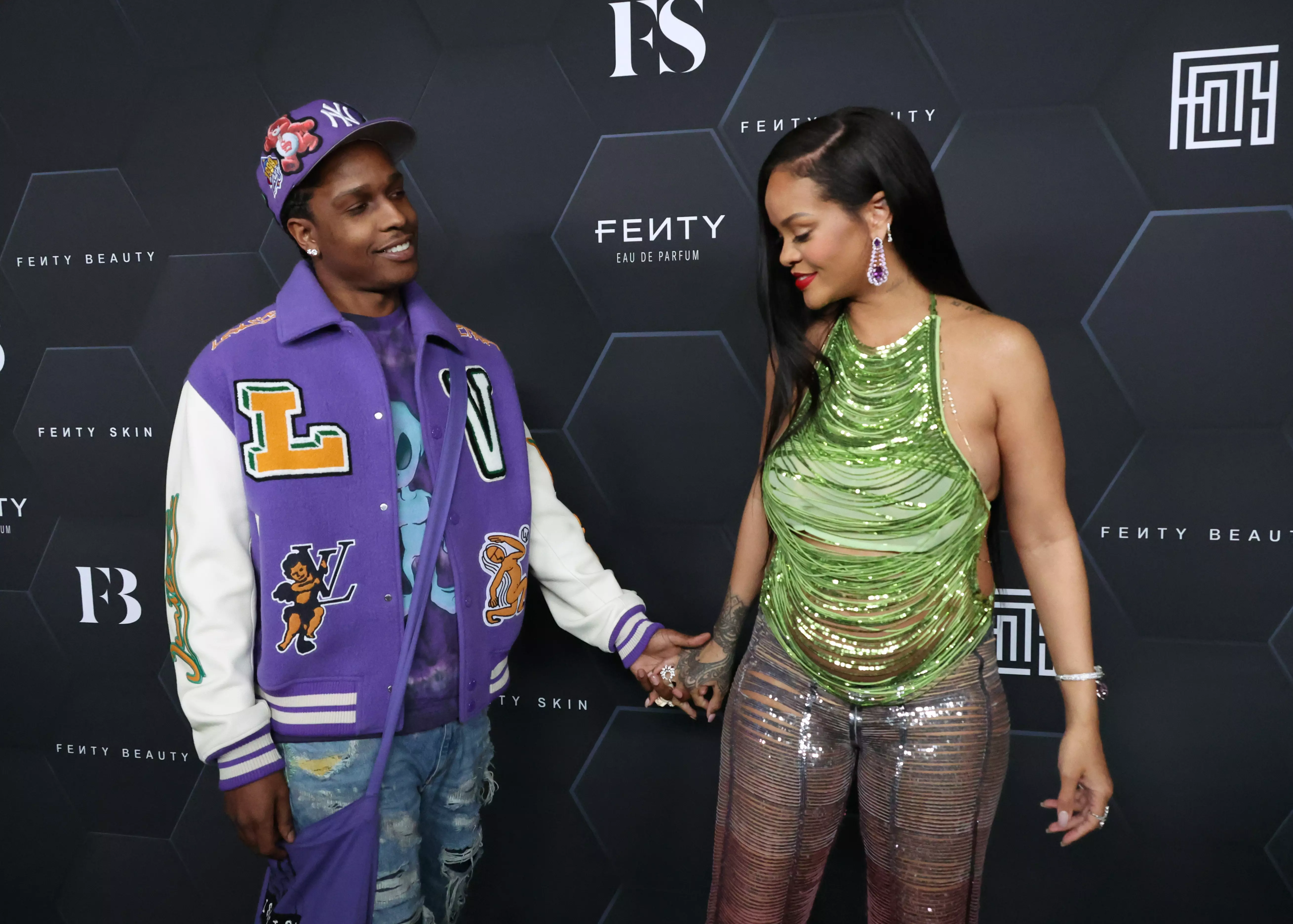 Asụsụ ahụ nke Rihanna na A$AP Rocky na-egosi njikọ siri ike ha.