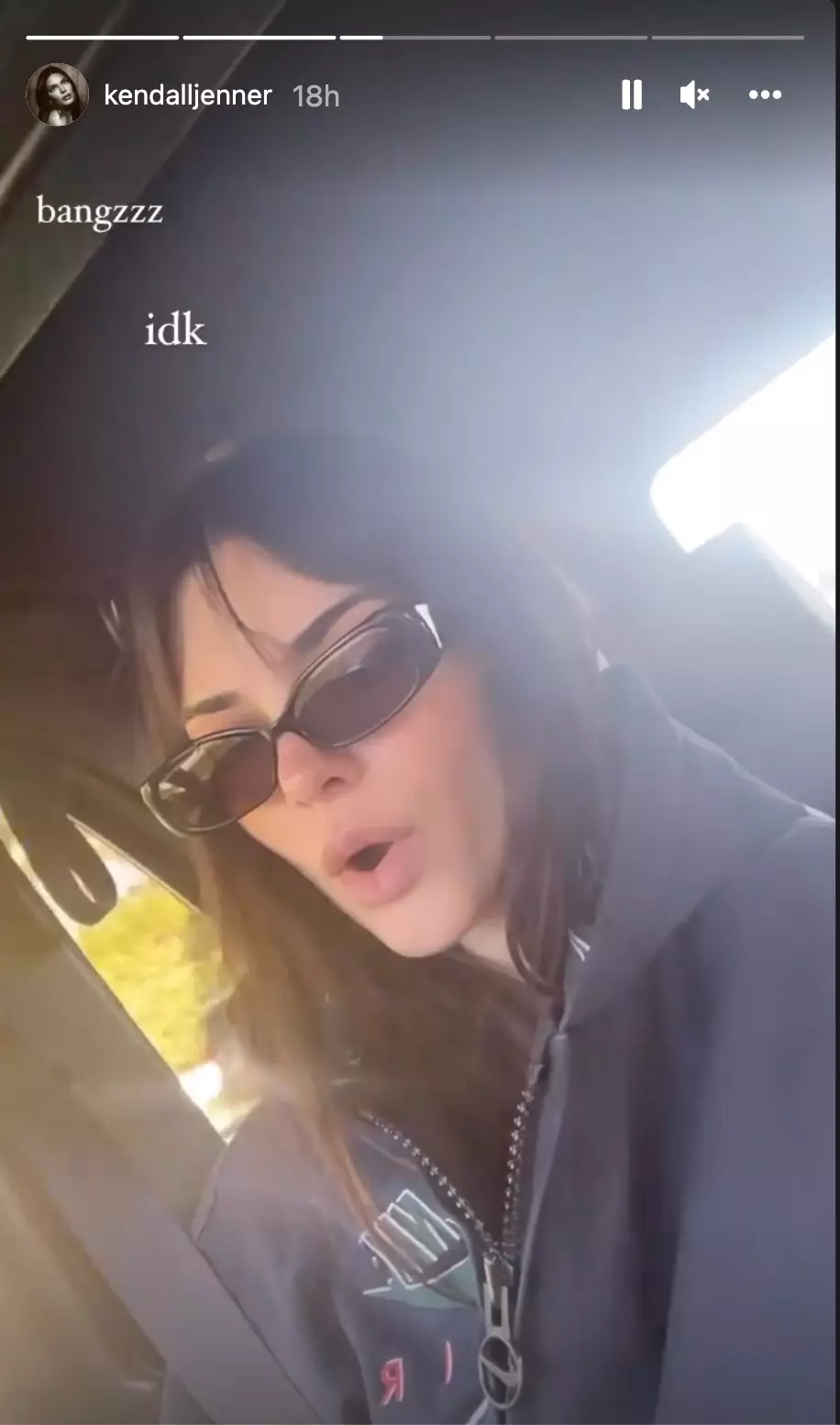 Kendall Jenner cun novo flequillo de cortina no seu coche o 3 de febreiro de 2022.