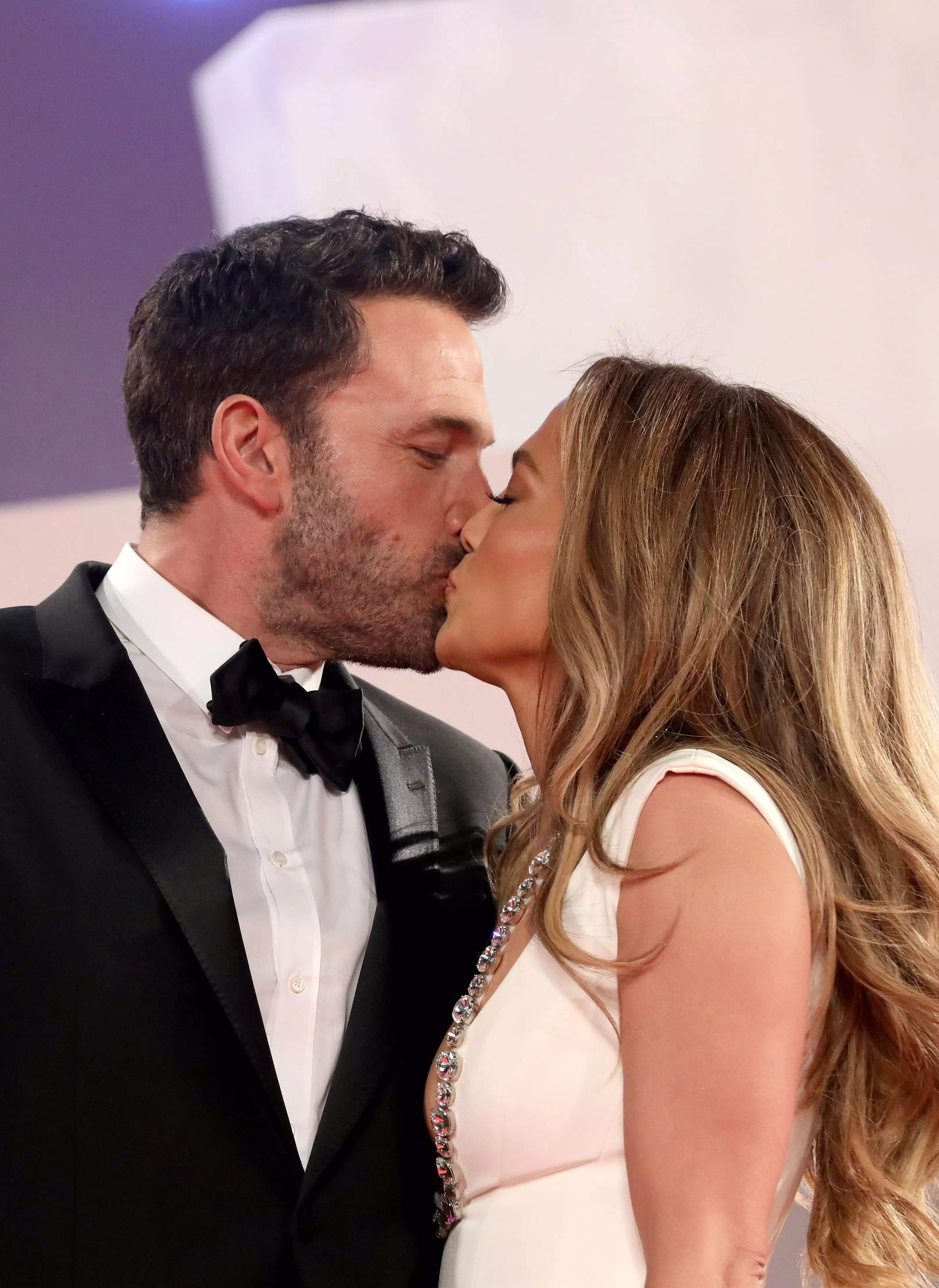 Foto ndị a nke Ben Affleck na Jennifer Lopez na mmalite kapeeti uhie nke 'The Last Duel' na-egosi na ...