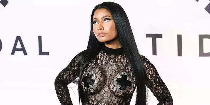 妮琪·米娜 (Nicki Minaj) 发布裸照照片，但我们只关心她丑陋的靴子 33273_1