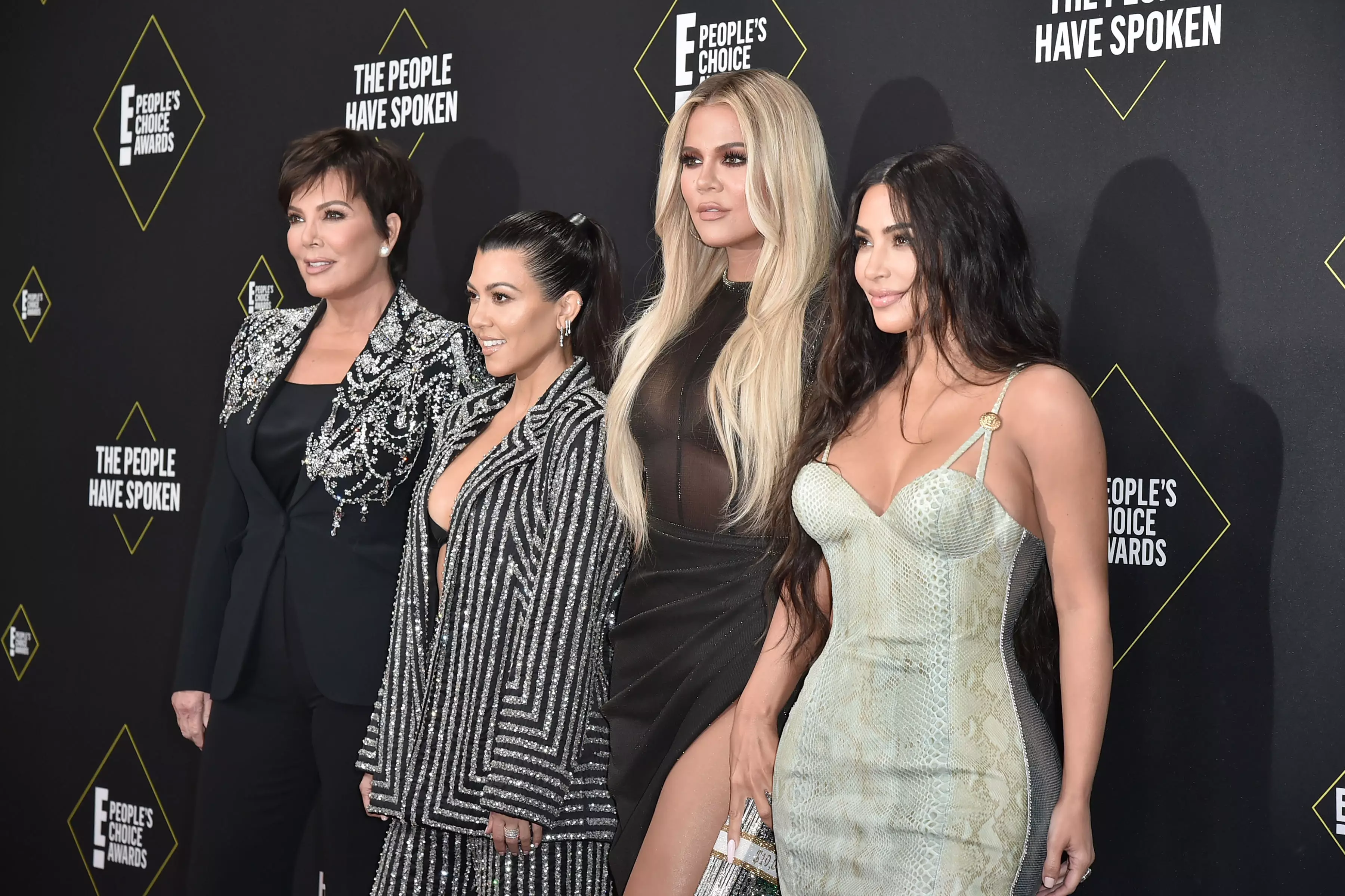 Kris Jenner va uning qizlari "People's Choice" mukofotini topshirish marosimida qatnashadilar.