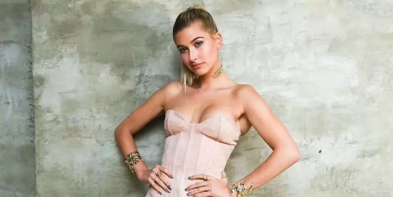 Hailey Baldwin heeft haar haar roze geverfd, ook al is Coachella maanden verwijderd 34579_1