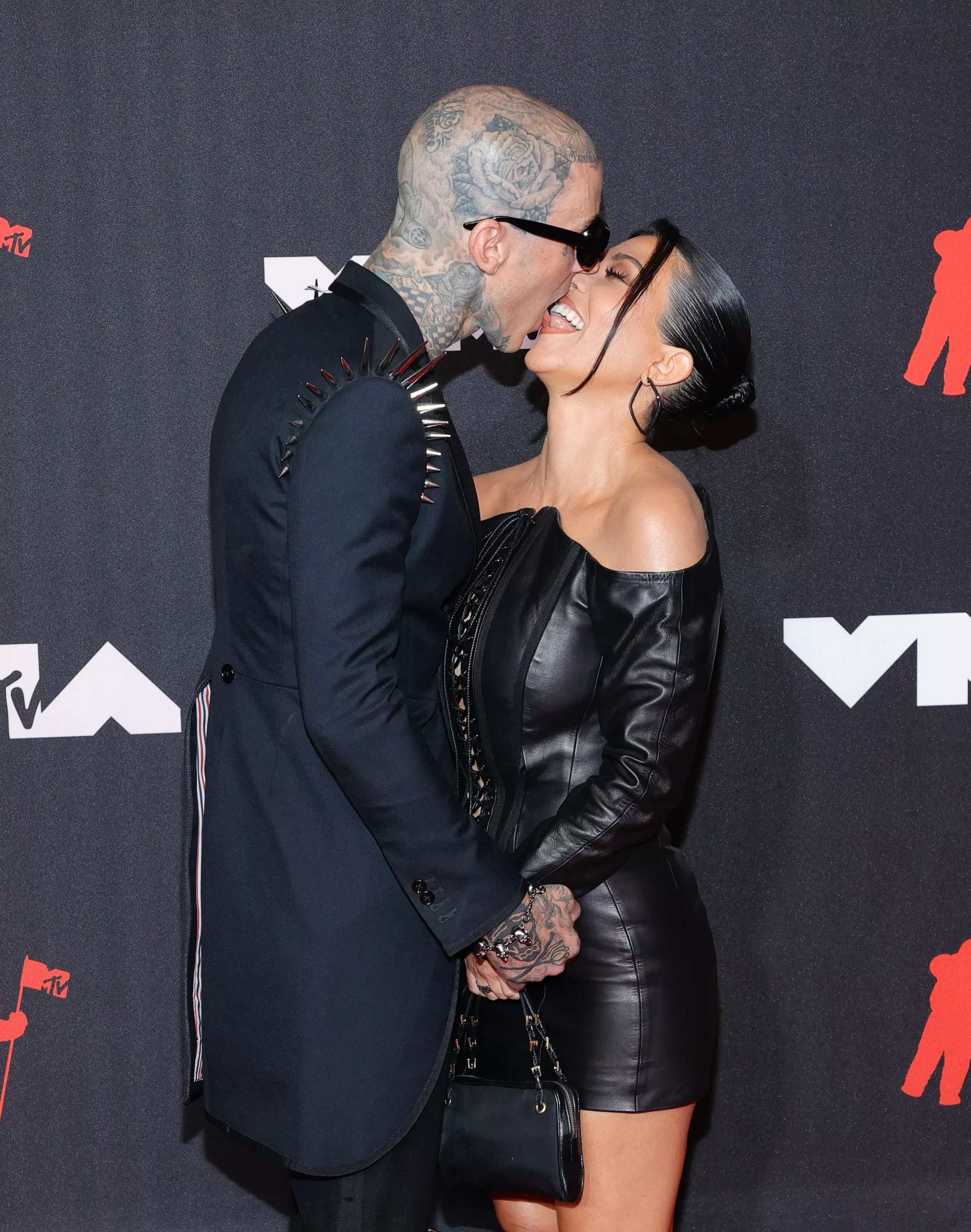 10 fwa PDA Kourtney Kardashian ak Travis Barker a te ensipòtab pasyone