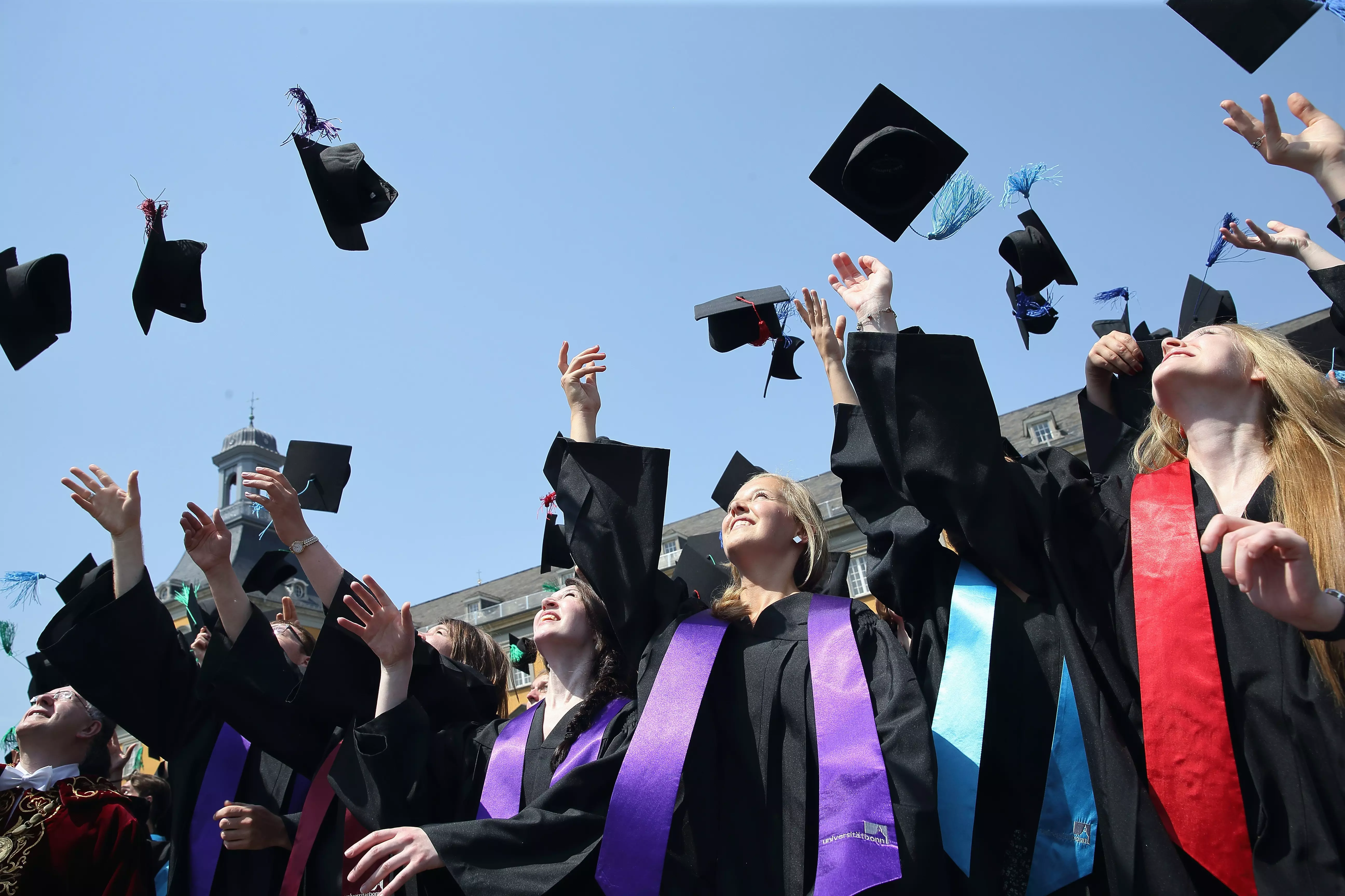 11 Gaun Untuk Wisuda Yang Bisa Anda Pakai Untuk Bekerja & Bermain