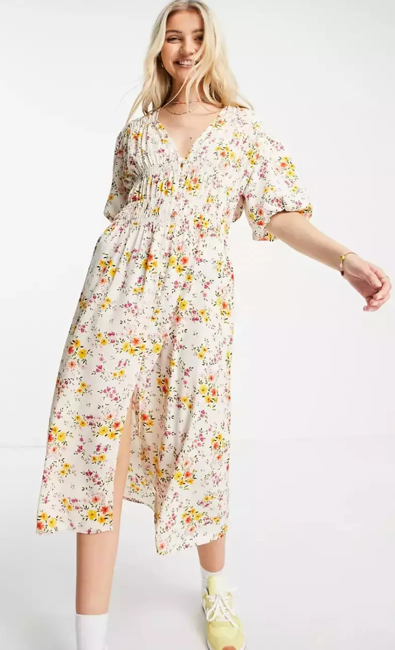 ASOS NESIGN Dharka Shaaha ee Shirred Midi ee Daabacaadda ubaxa ee Cream Meadow