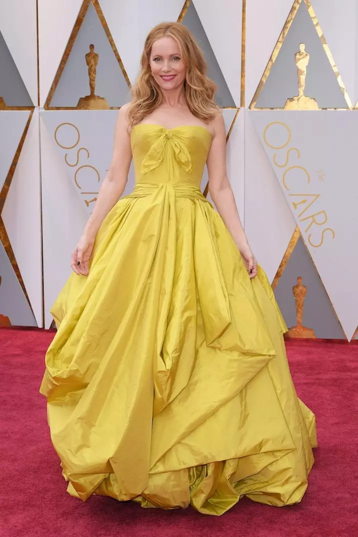 Leslie Mann zingt Belle uit 'Beauty And The Beast' op de rode loper van de Oscars 35137_1